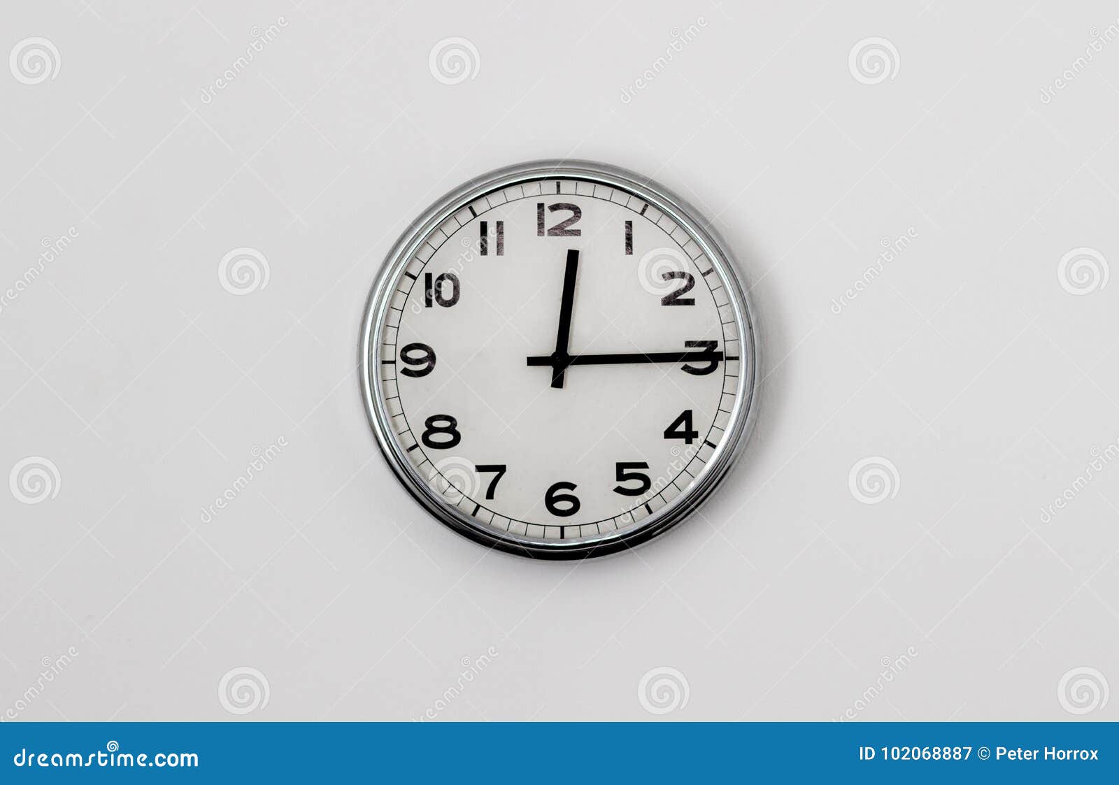 12h15 d'horloge image stock. Image du quart, affichage - 102068887