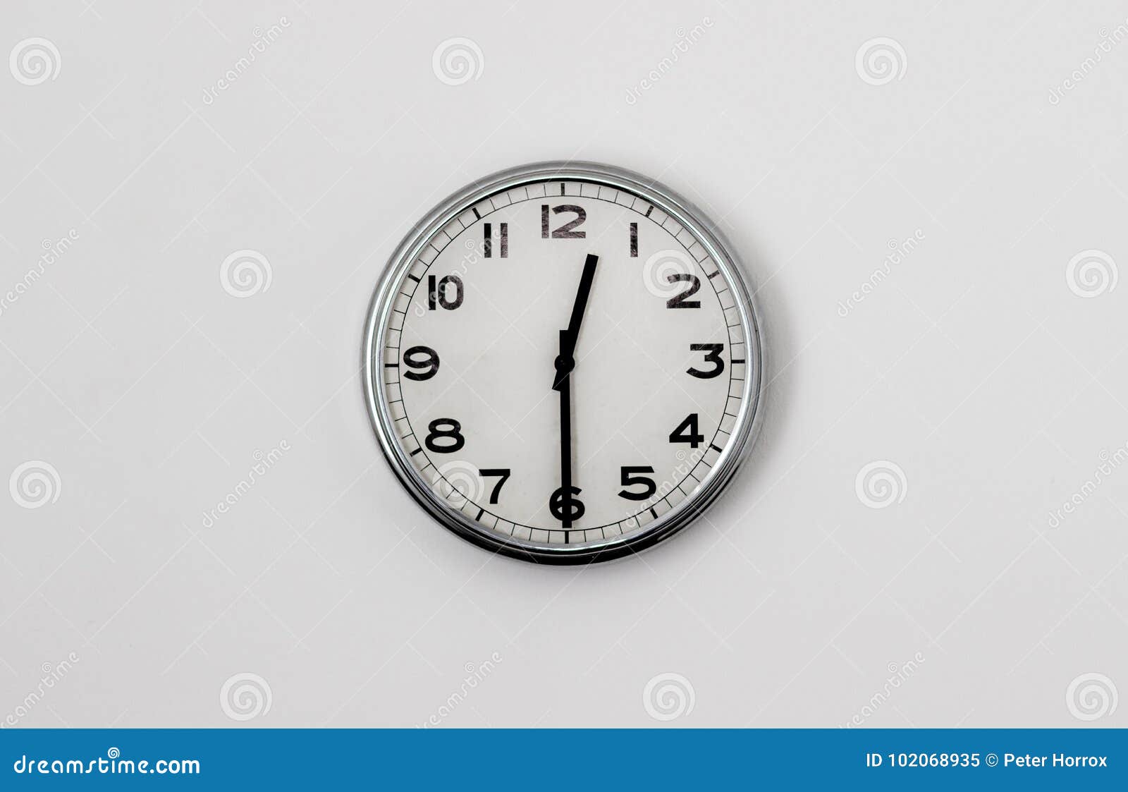 12h30 d'horloge image stock. Image du forme, quart, chiffre - 102068935