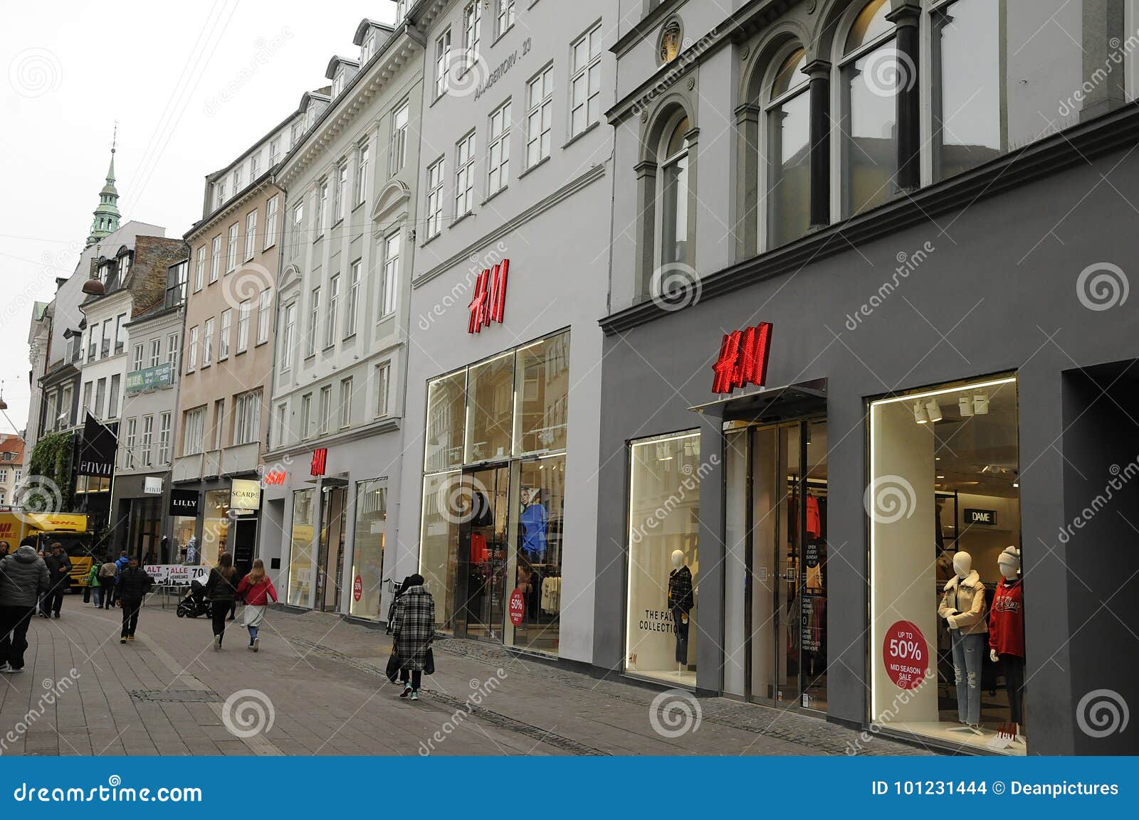 H&M Stores immagine stock editoriale. Immagine di azione - 101231444