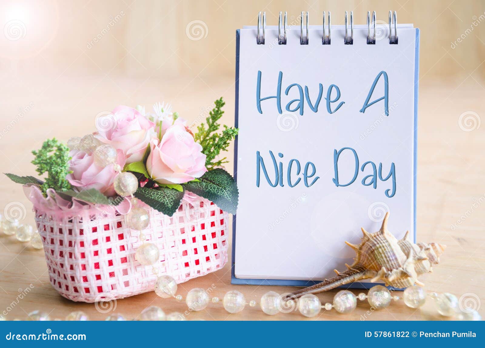 Ha en trevlig dag arkivfoto. Bild av text, fjäder, trä - 57861822