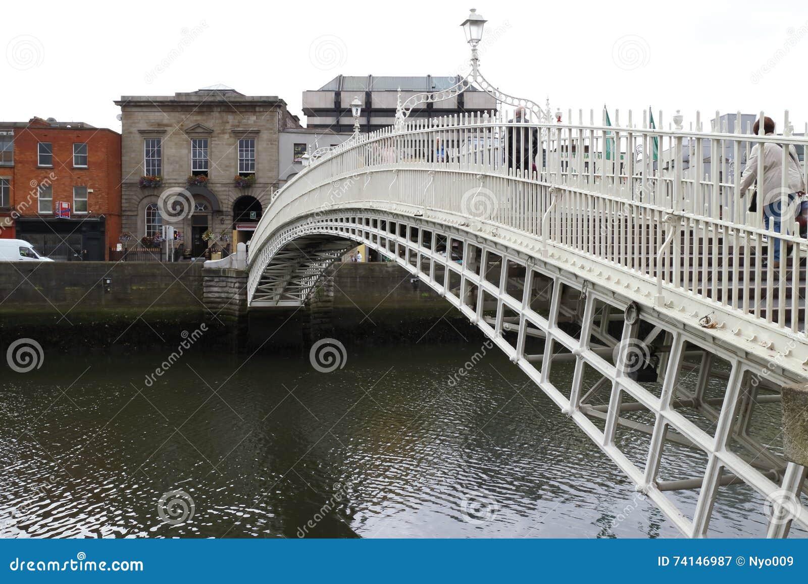 Ha'Penny Bridge redaktionell arkivbild. Bild av bygger - 74146987