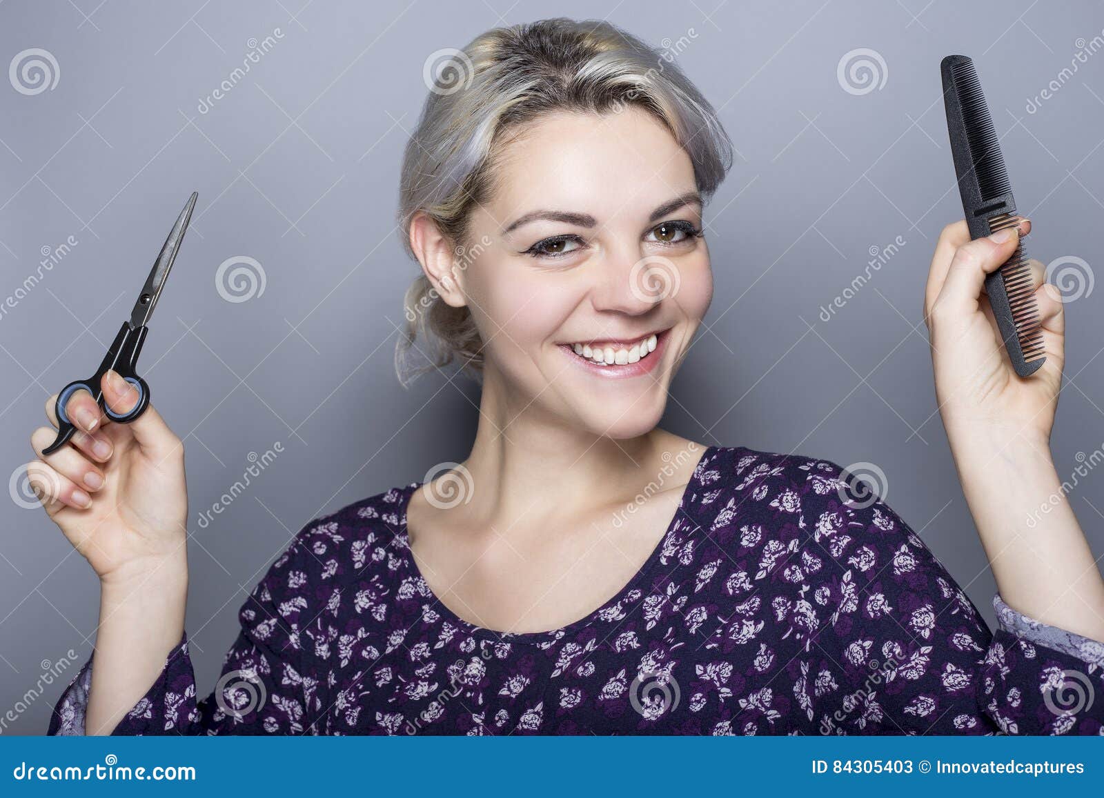 Haar-Aufbereiter Mit Scheren Und Kamm Stockbild - Bild von lebensstil ...