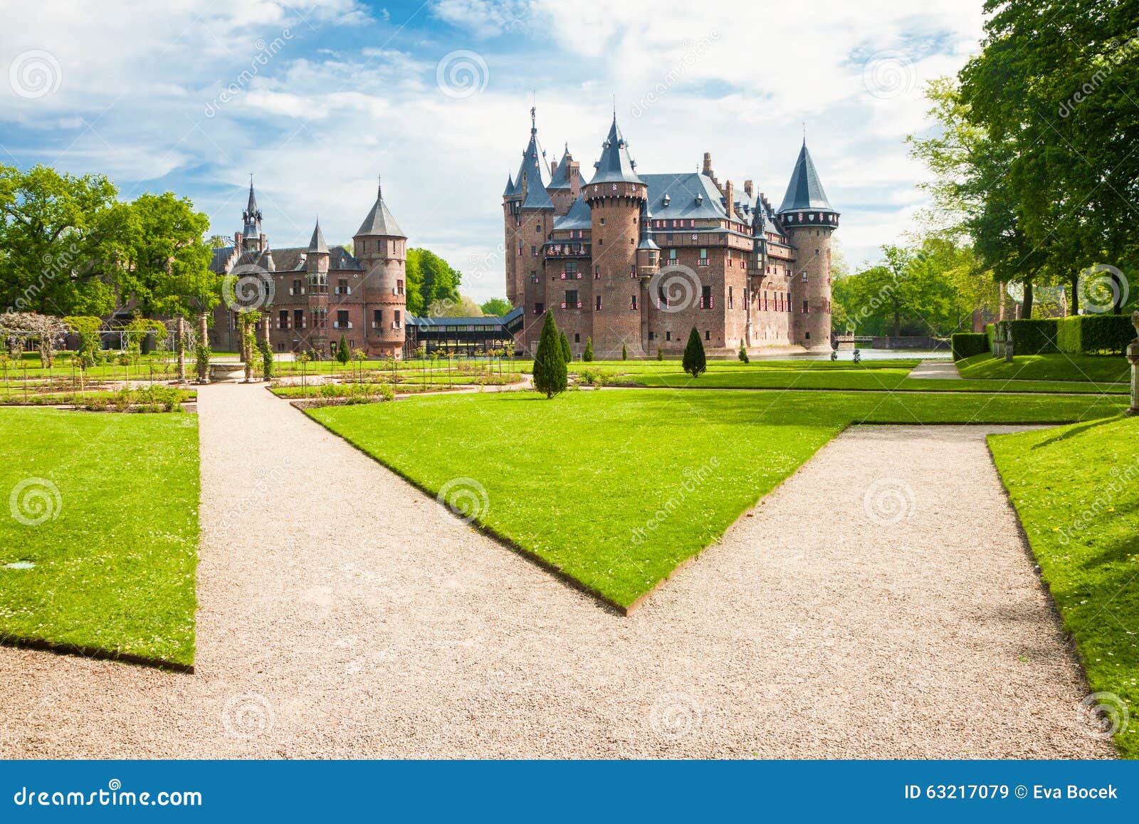 HAARZUILENS, NETHERLANDS - May 18, 2012: Castle De Haar with Gar ...