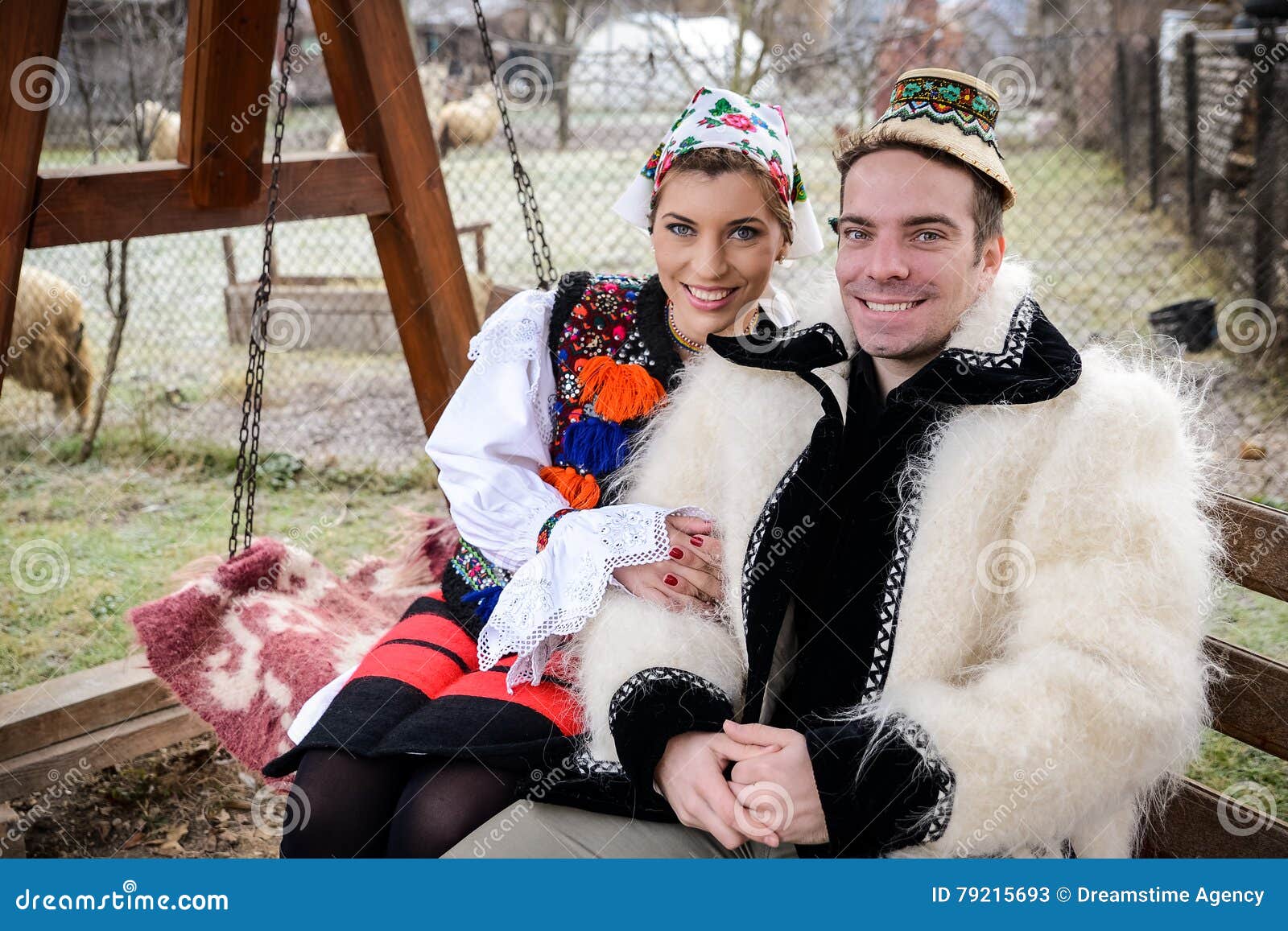 Habillement Roumain Traditionnel Image stock - Image du côté ...