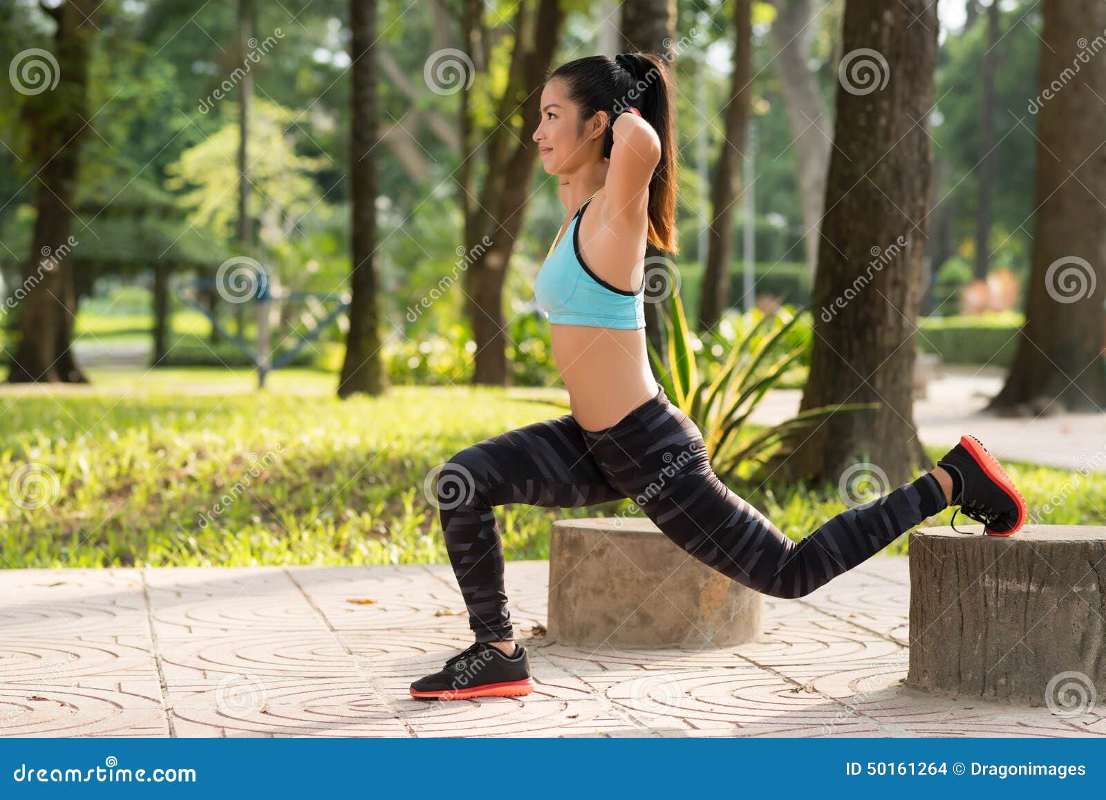 Hacer Posiciones En Cuclillas Foto de archivo - Imagen de entrenamiento ...