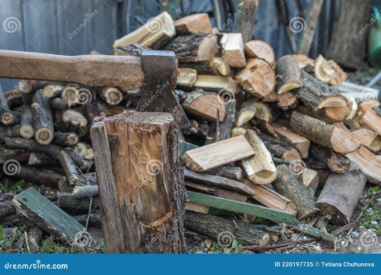 Hacha Grande Con Maderas Troceadas Difuminadas Sobre Fondo. Imagen de ...