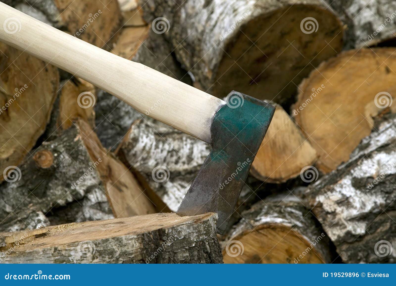 Hachage Du Bois Avec La Hache Photo stock - Image of journal, cognée ...