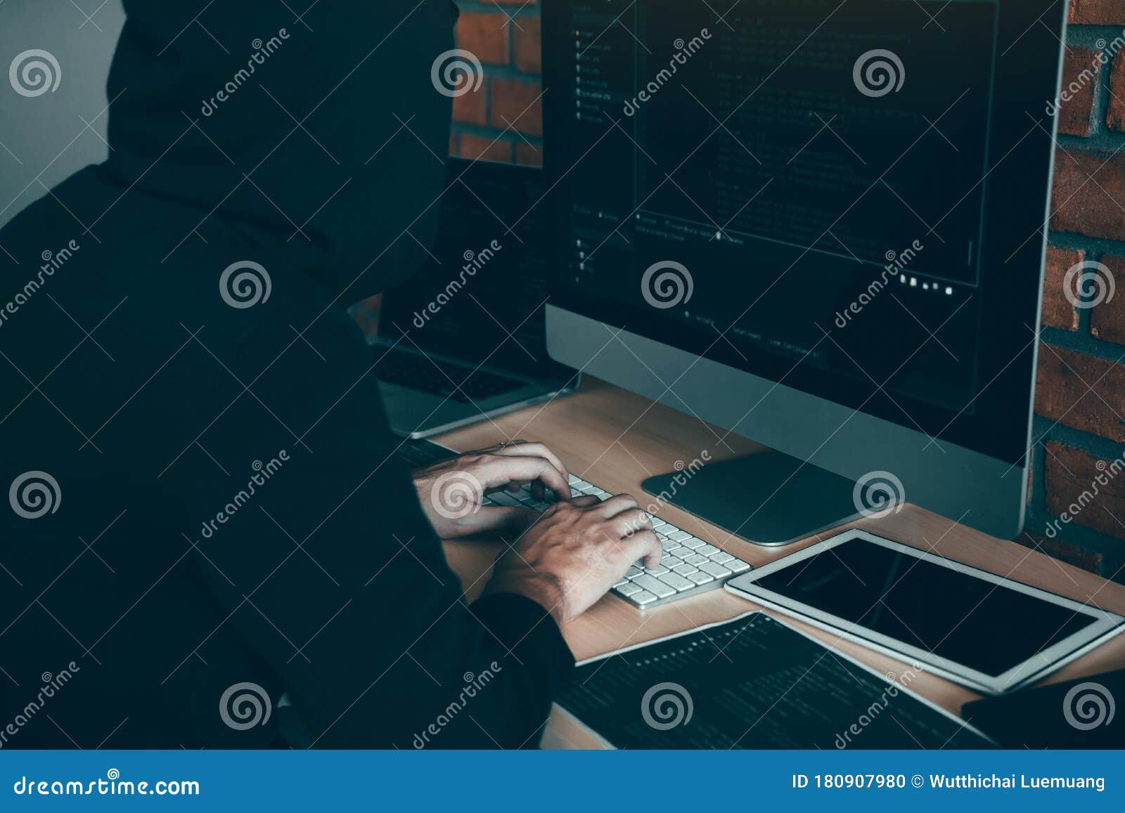Hackare I Huven Som Arbetar Med Datorn Med Hackning I Dataserver ...
