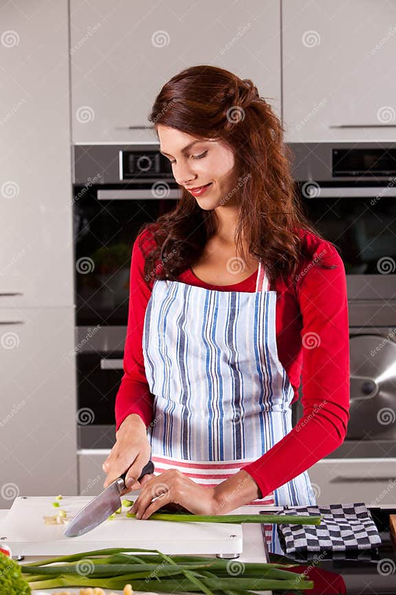 Hacken der Zwiebeln stockbild. Bild von vorbereiten, recht - 16255843