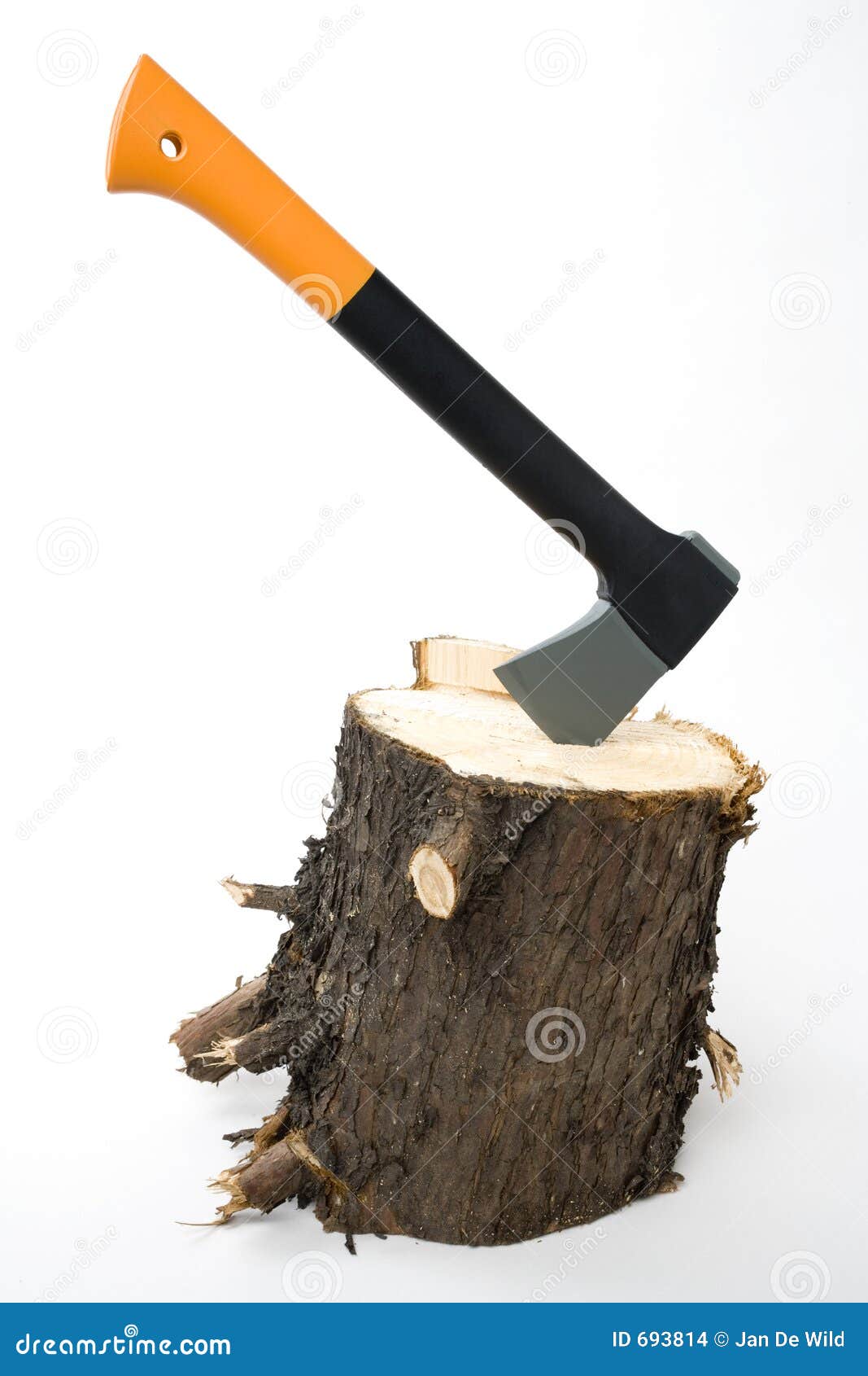 Hacken des Holzes stockfoto. Bild von scharf, hacken, hieb - 693814