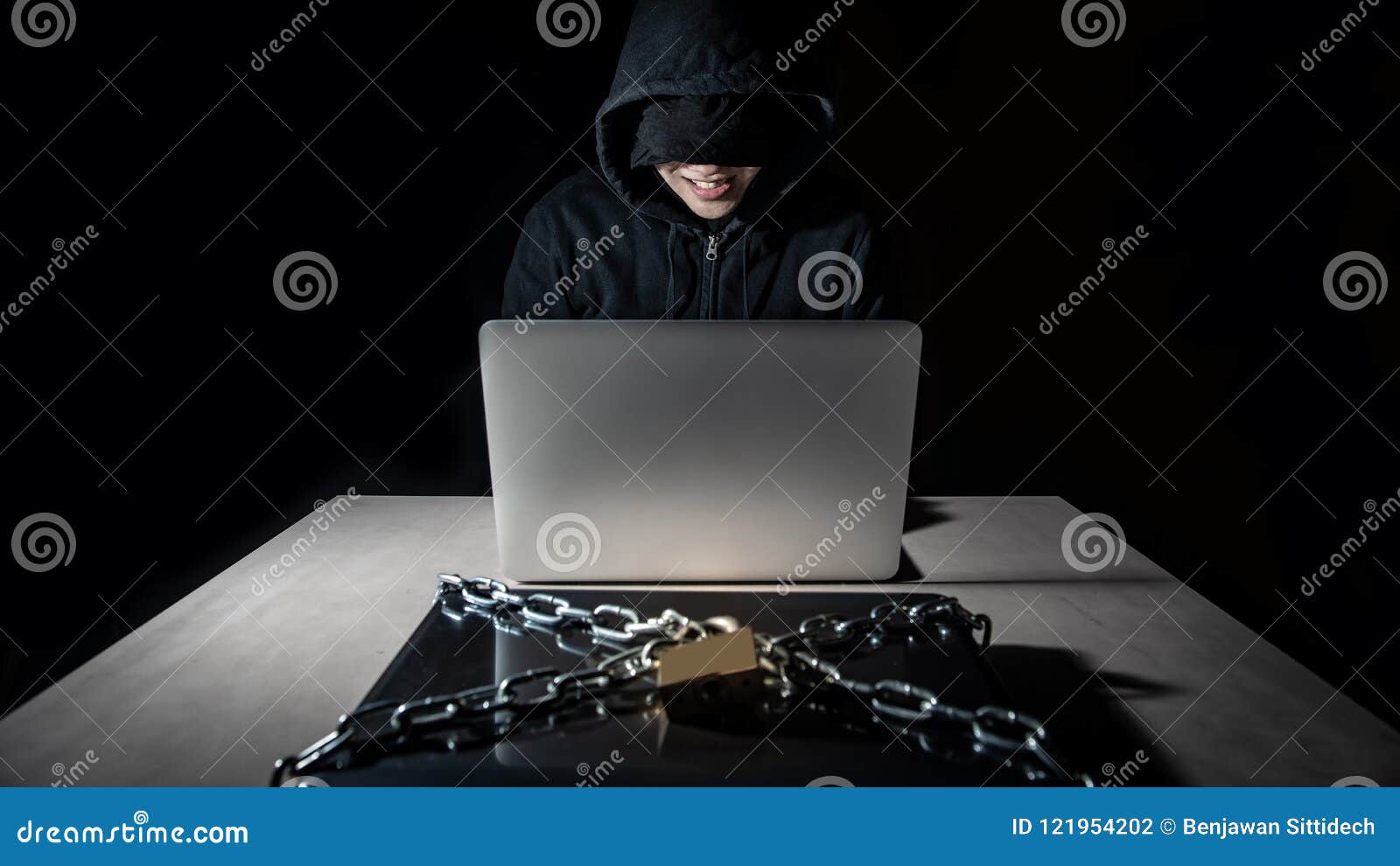 Hacker Com Laptop Fechado Conceito Do Ataque Do Cyber Foto de Stock ...