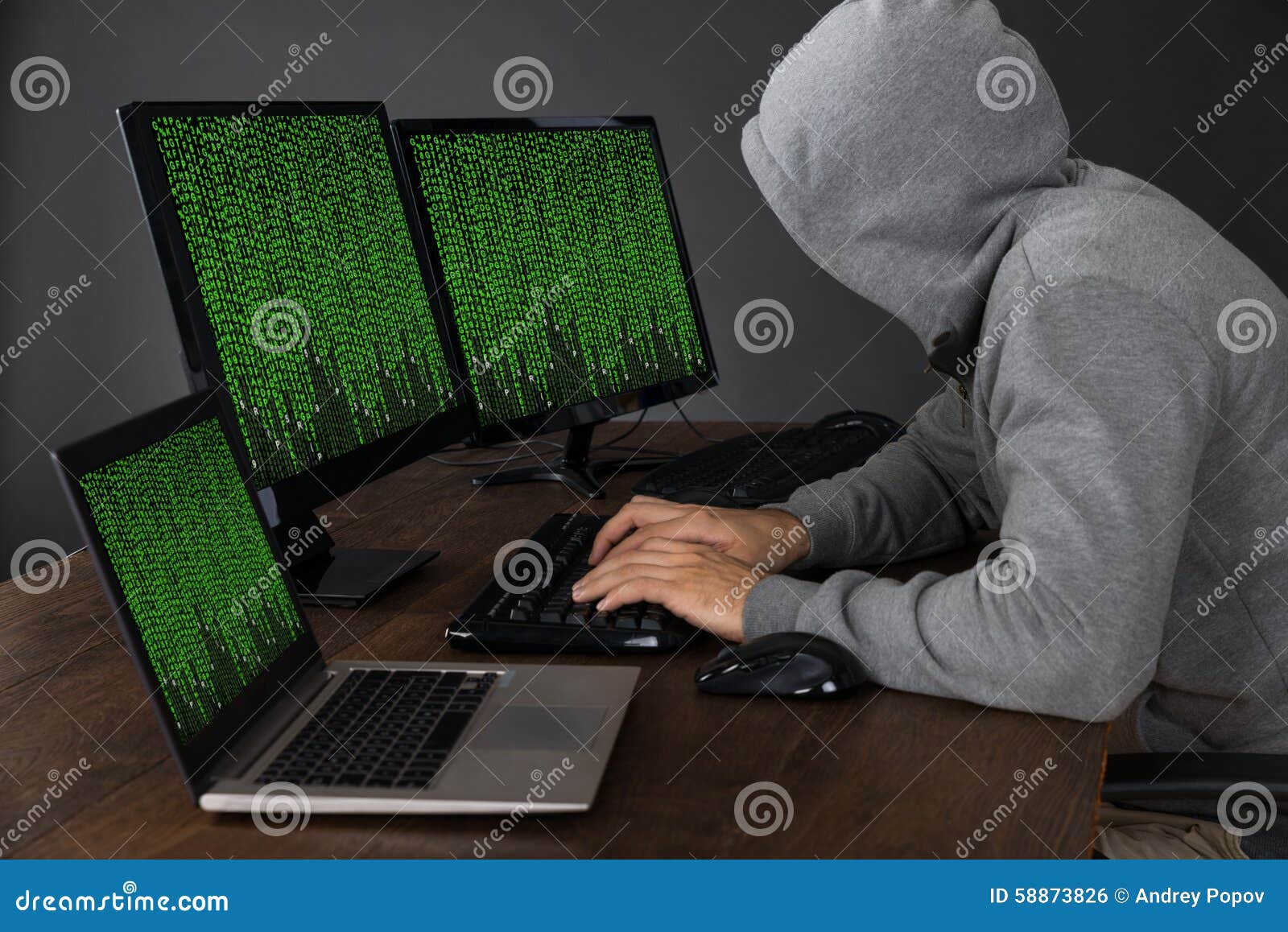 Hacker Com Os Computadores Na Mesa Foto de Stock - Imagem de banco ...