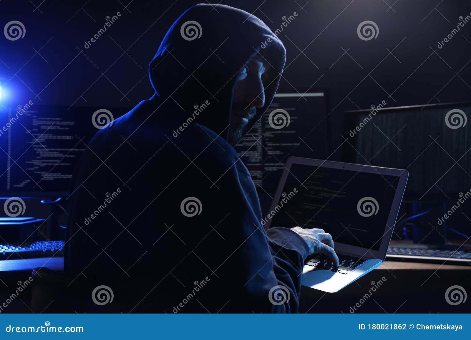 Hacker Con Computadoras En La Sala Ciberdelito Foto de archivo - Imagen ...