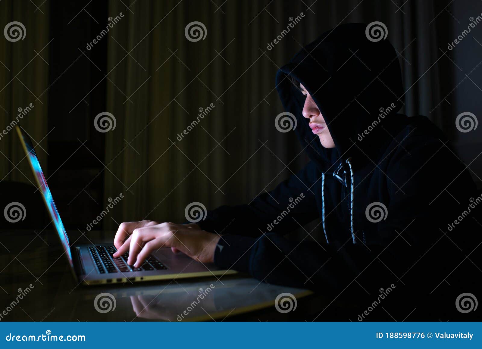 Hacker in Das Computernetzwerk Gehackt. Junge in Einer Camera Obscura ...