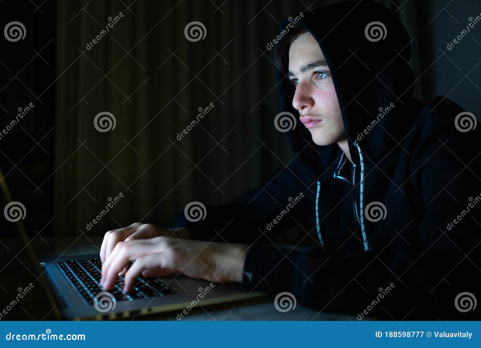 Hacker in Das Computernetzwerk Gehackt. Junge in Einer Camera Obscura ...