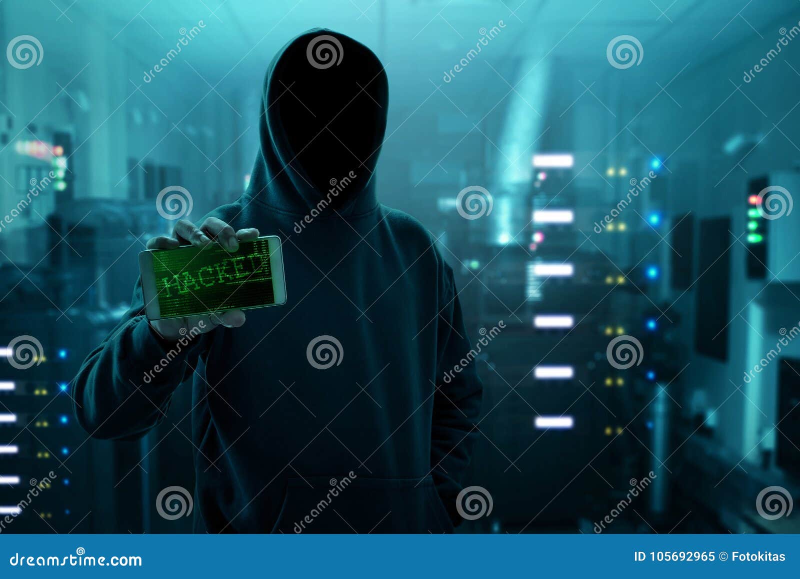Hacker, Der Handy Im Serverraum Hält Stockbild - Bild von steuerung ...