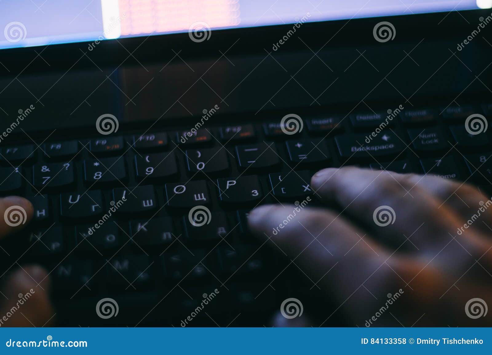 Hacker Do Russo Que Corta O Servidor Na Obscuridade Foto de Stock ...