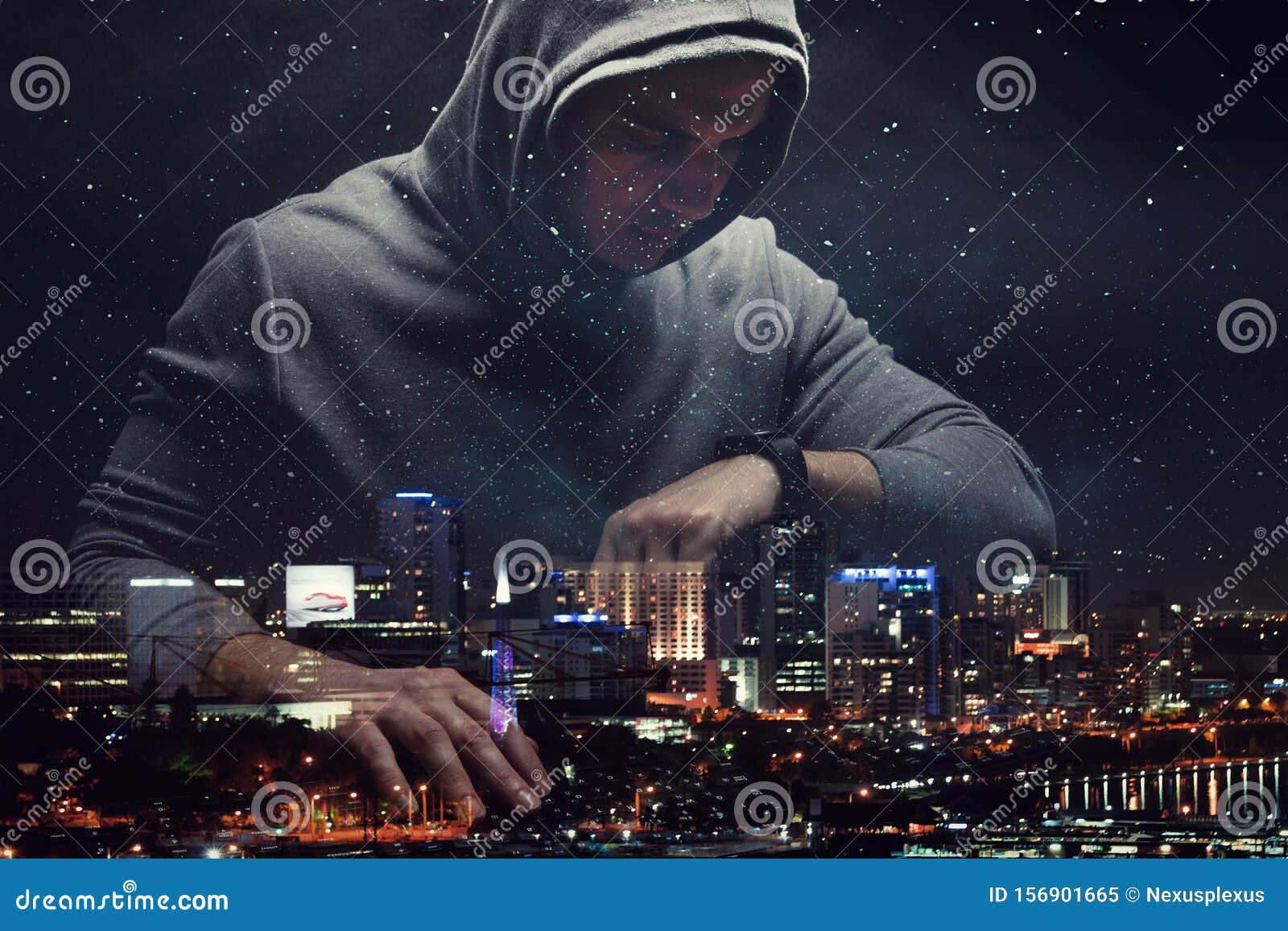 Hacker En El Tema Oscuro De La Hoodie Imagen de archivo - Imagen de ...