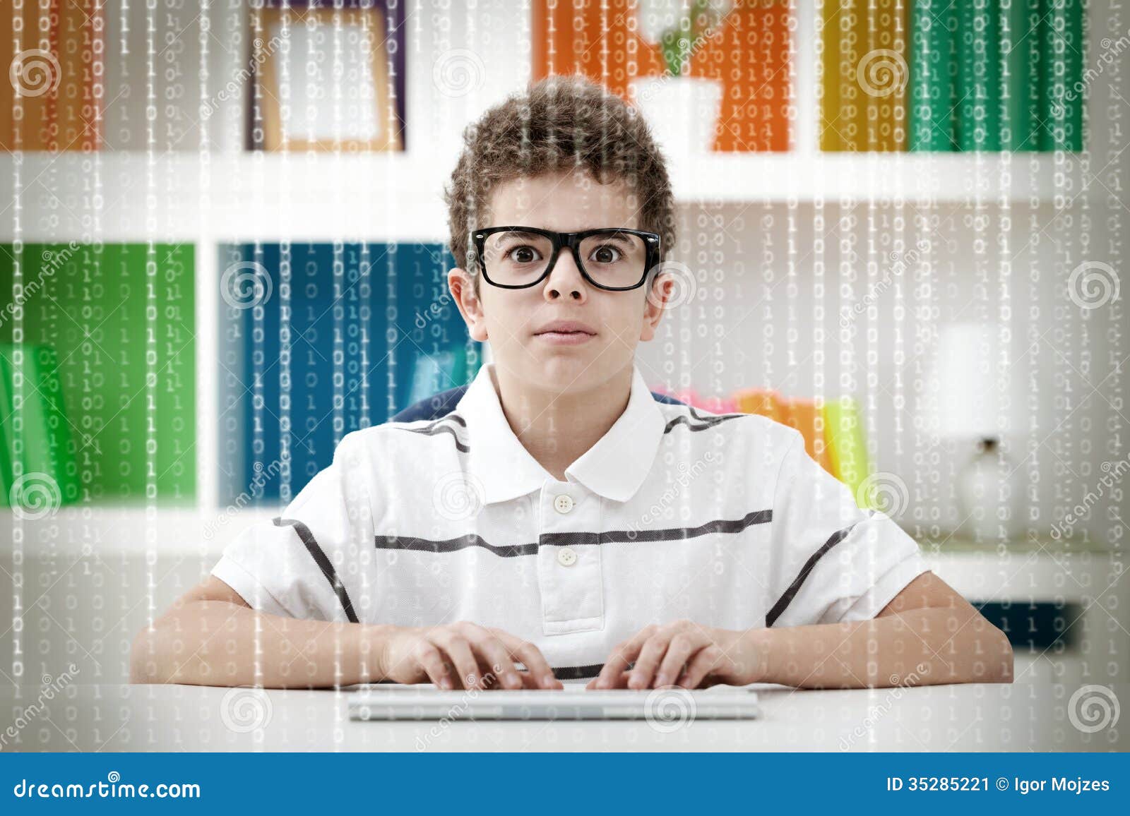 Hacker Pequeno Com Código Binário Imagem de Stock - Imagem de tela ...