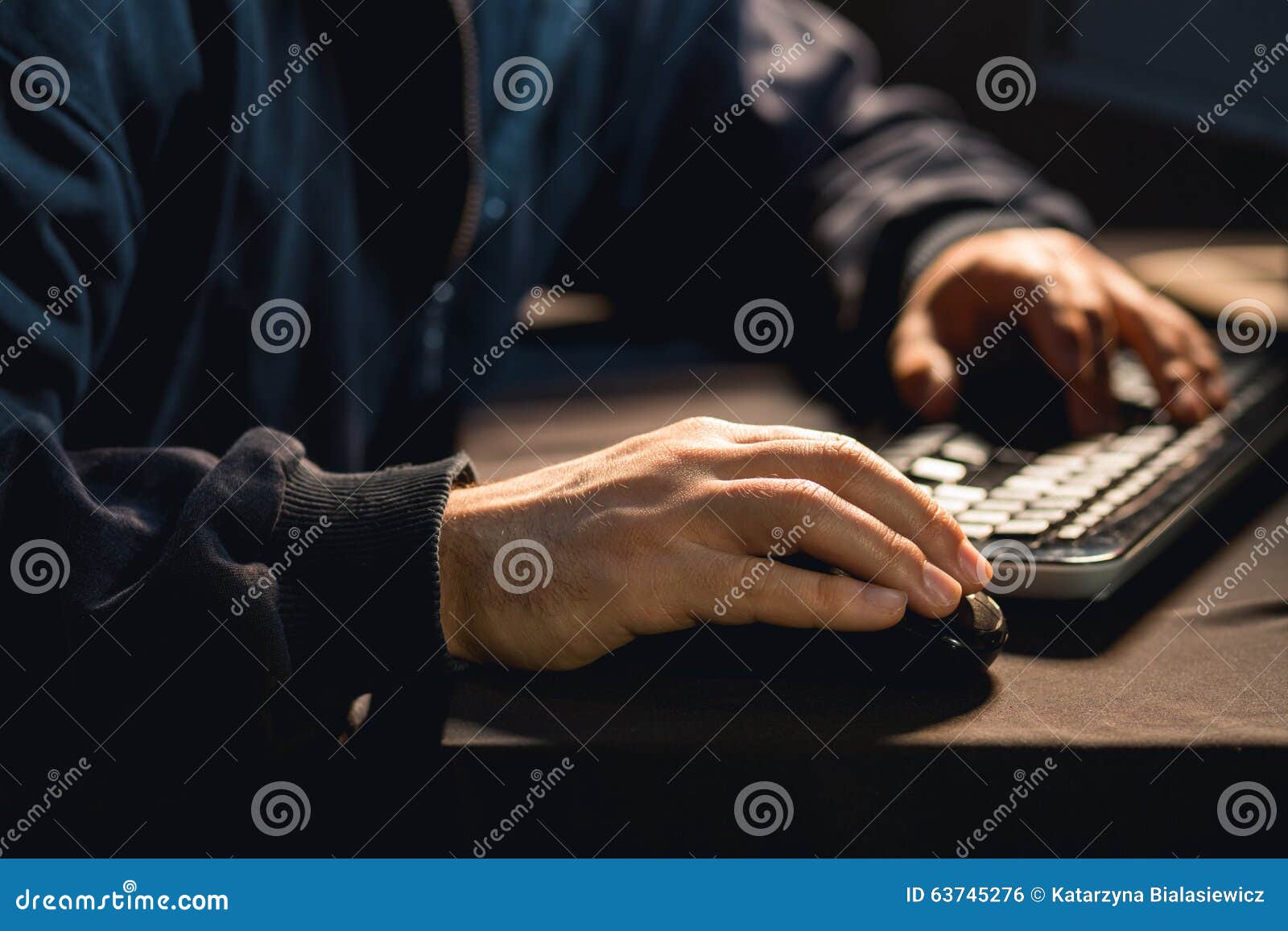 Hacker Que Datilografa No Teclado Do PC Foto de Stock - Imagem de ...