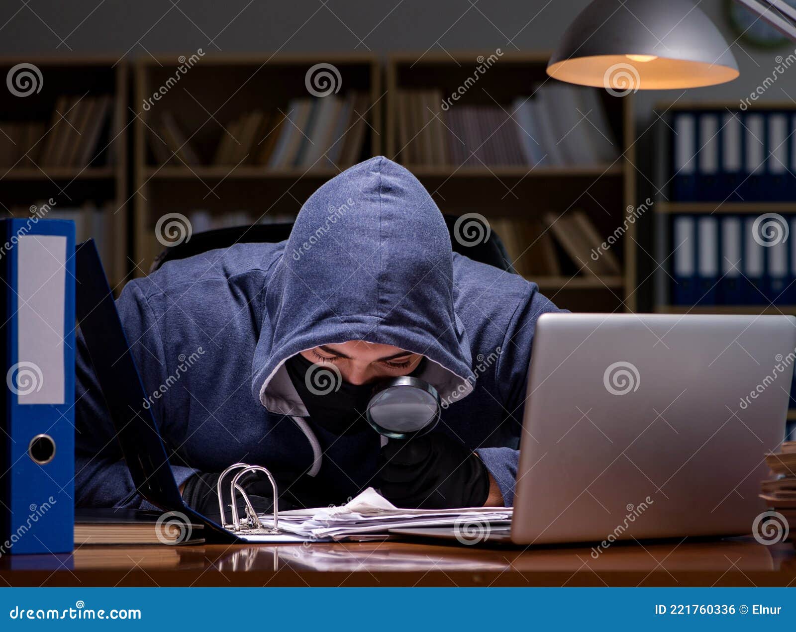 Hacker Robando Datos Personales De Su Computadora Personal Foto De