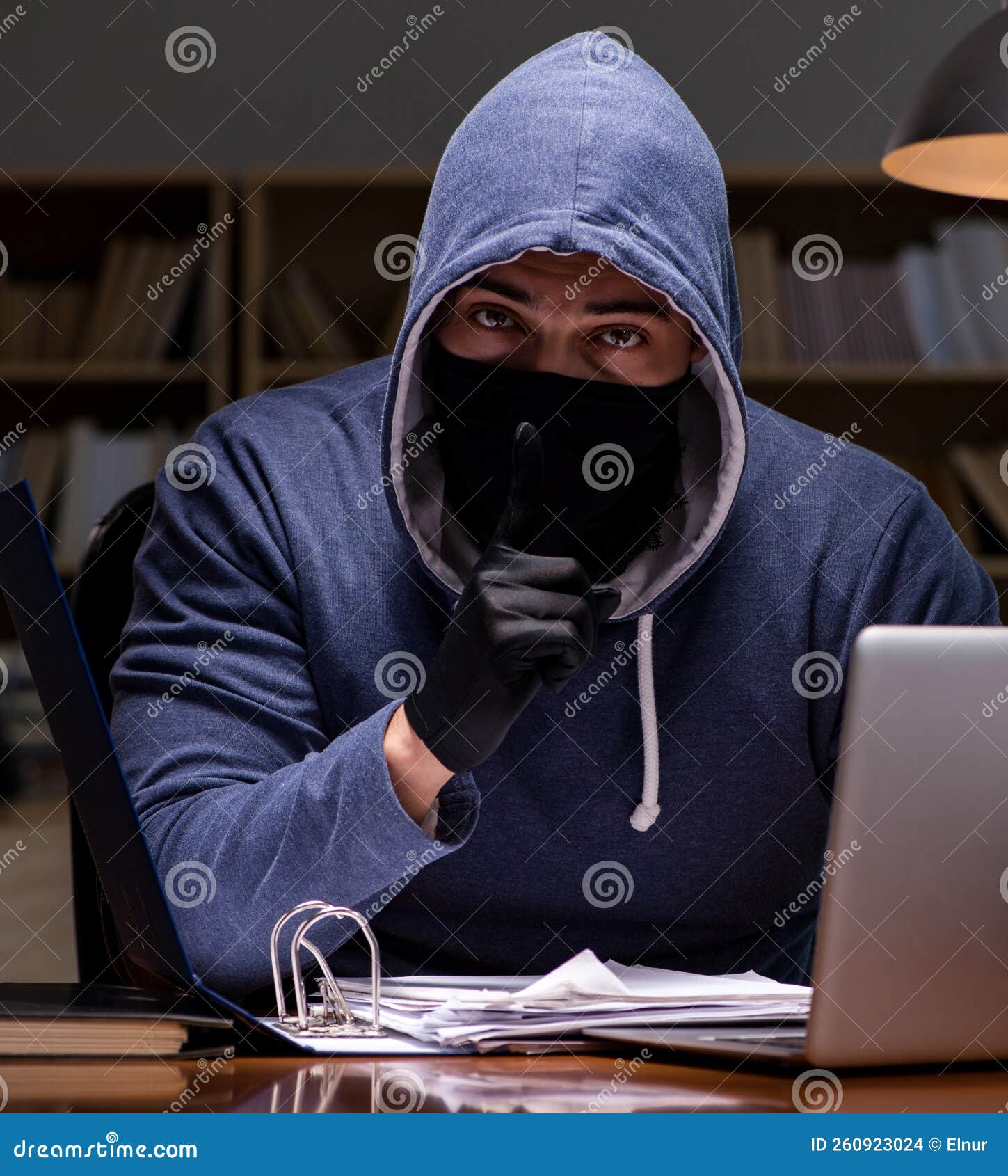 Hacker Robando Datos Personales De Su Computadora Personal Foto de ...