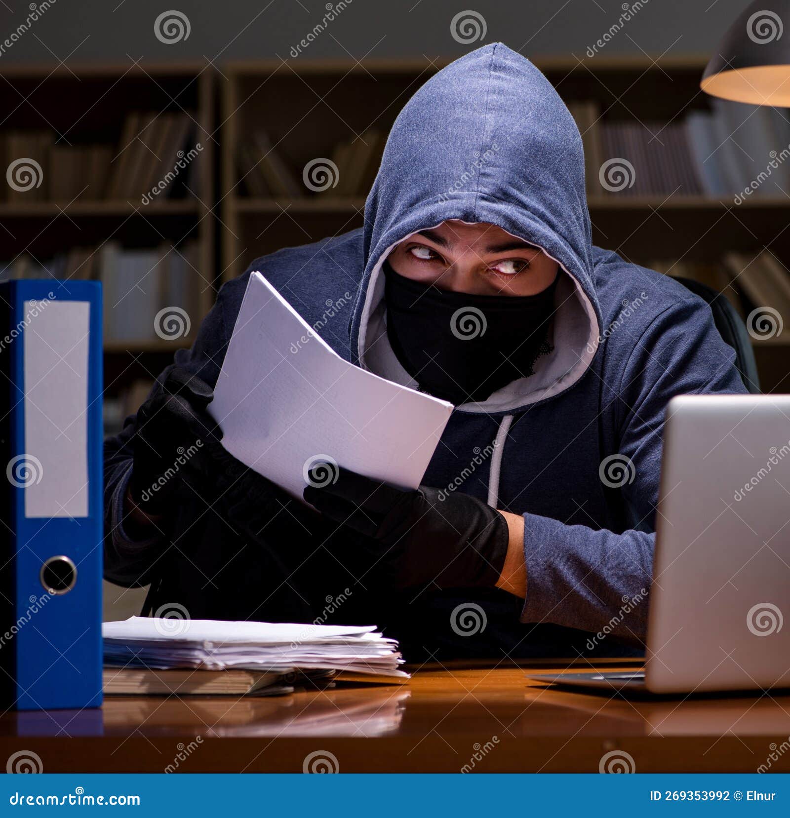 Hacker Robando Datos Personales De Su Computadora Personal Foto de ...