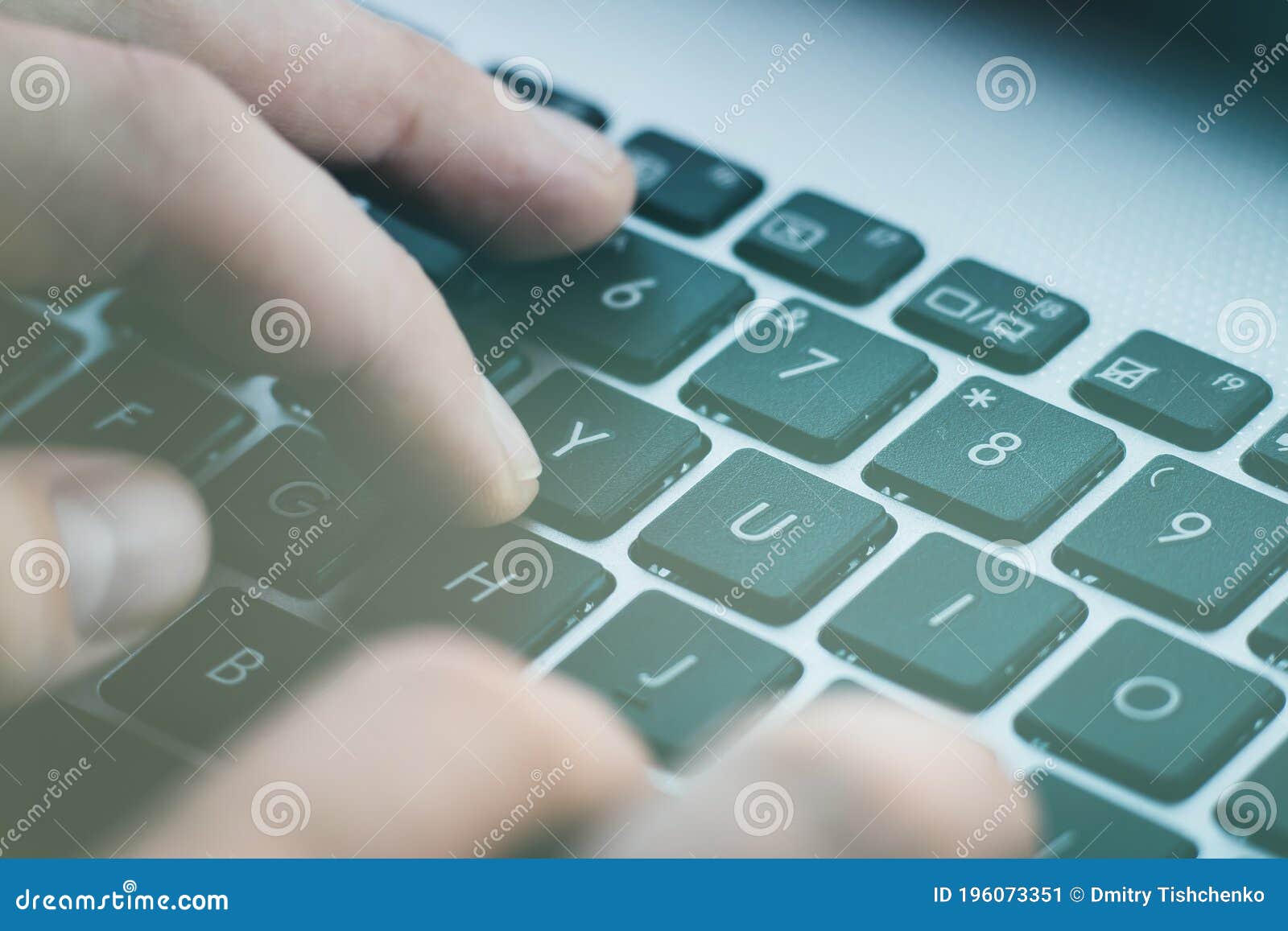 Hacker Russo Hackeando O Servidor Na Rede Escura Imagem de Stock ...