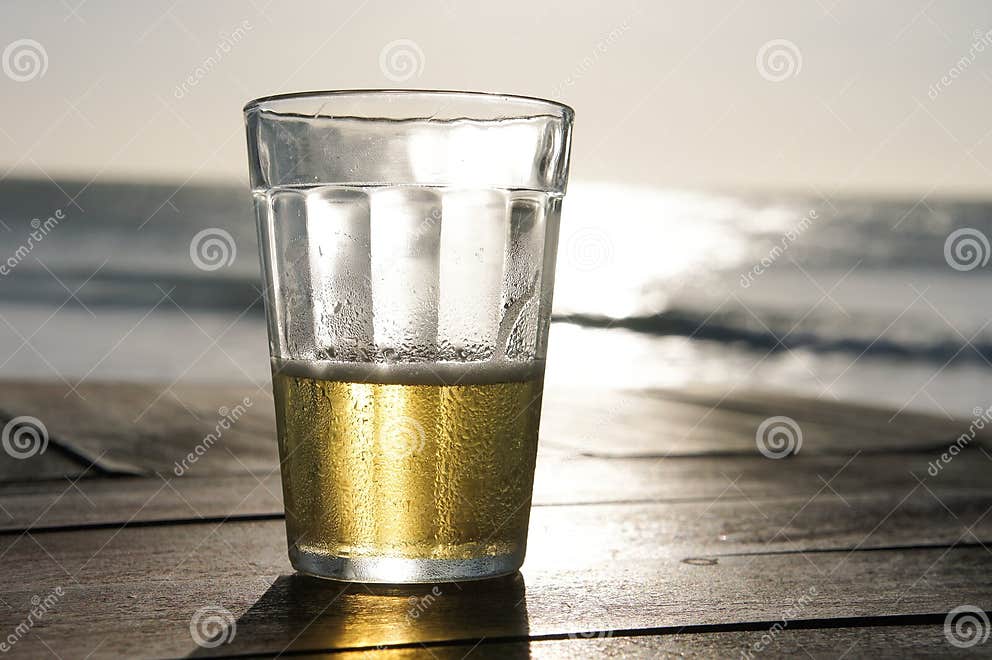 Halb voll stockfoto. Bild von entspannen, voll, leer - 20032146