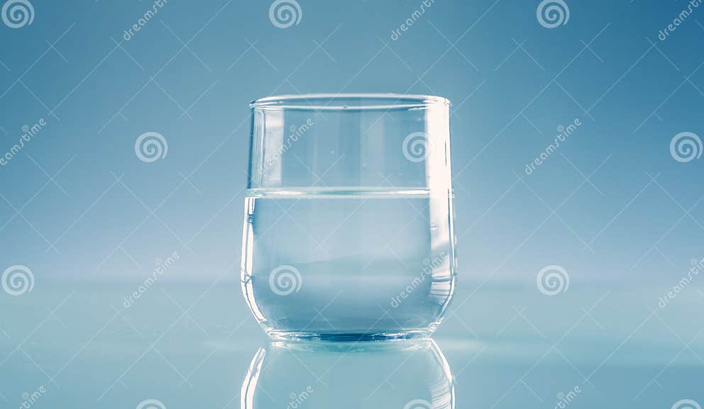 Halb voll oder halb leer stockbild. Bild von transparenz - 34344007