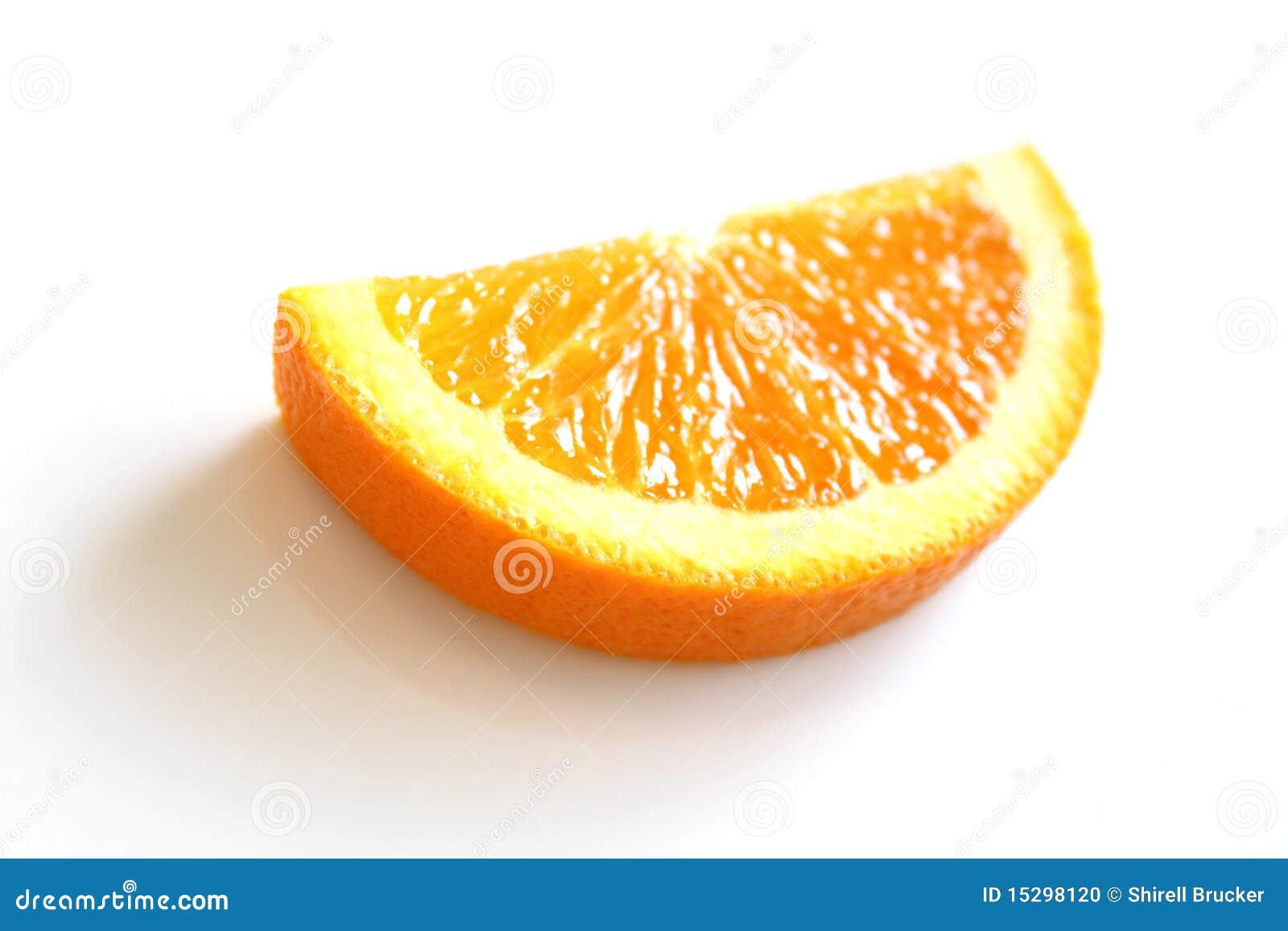 Halbe Scheibe einer Orange stockfoto. Bild von gesundheit - 15298120