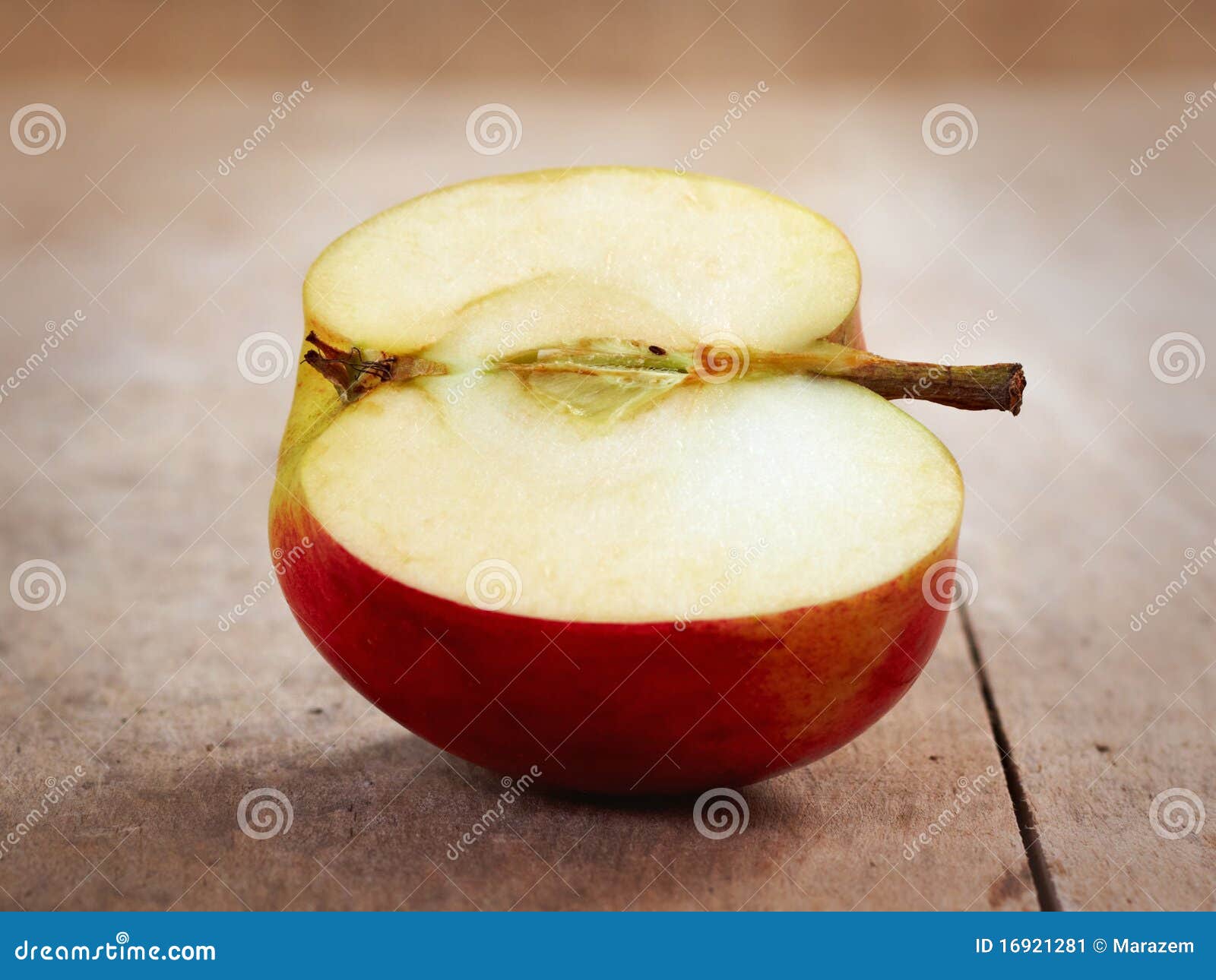 Halber Apfel stockbild. Bild von apfel, halber - 16921281