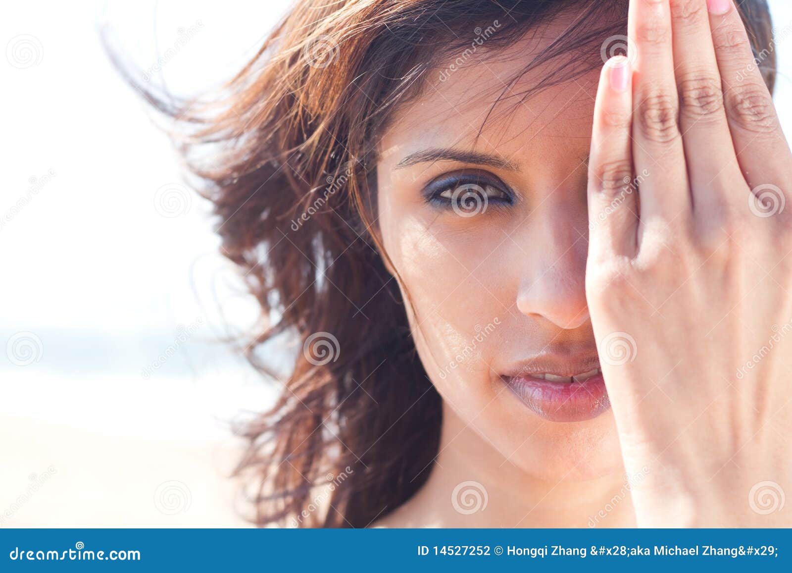 Halbes Gesicht Der Frauenabdeckung Stockfoto - Bild von halb, mode ...