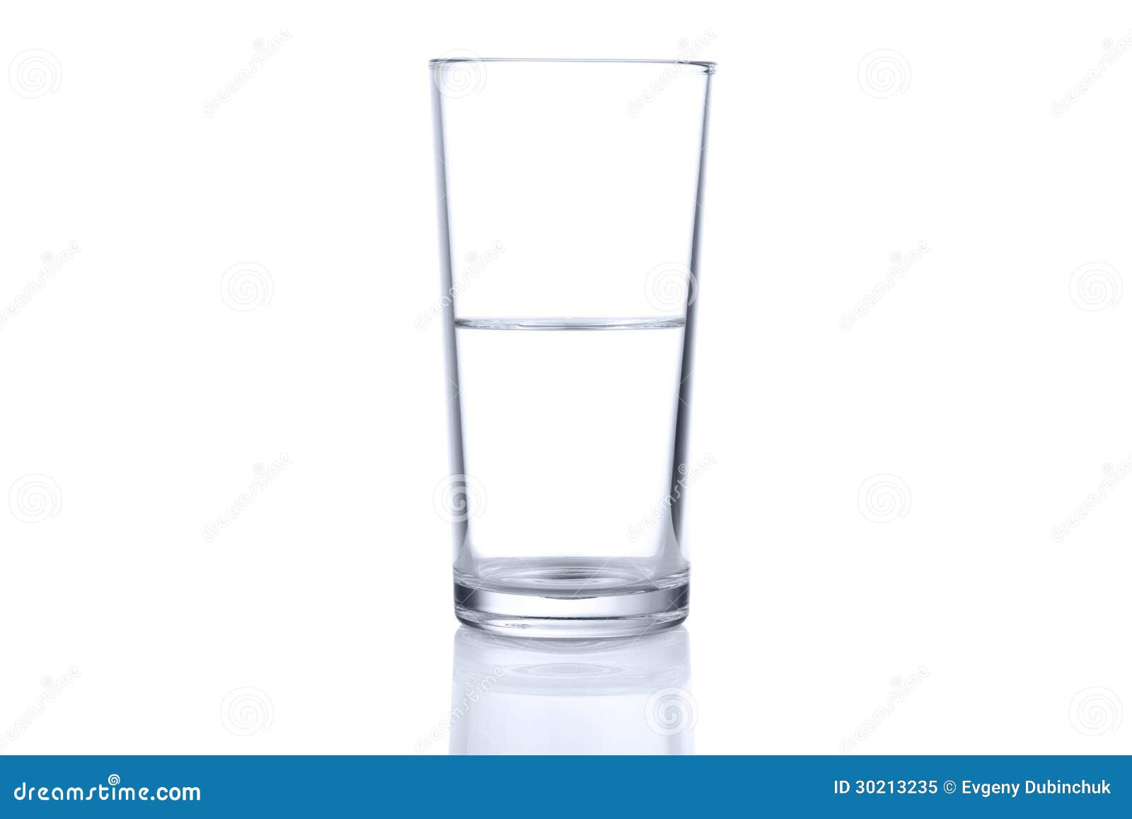 Halbes Glas Wasser stockbild. Bild von wasser, platte - 30213235