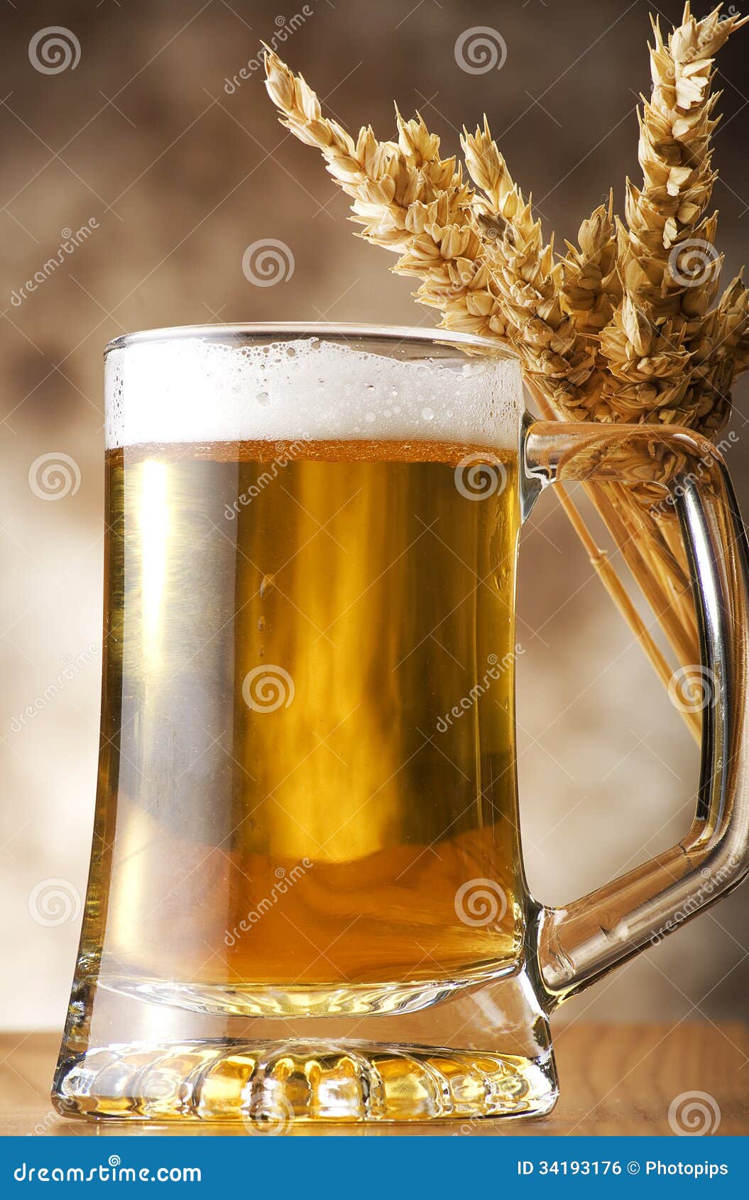 Halbes Liter Bier stockfoto. Bild von gold, schaumgummi - 34193176