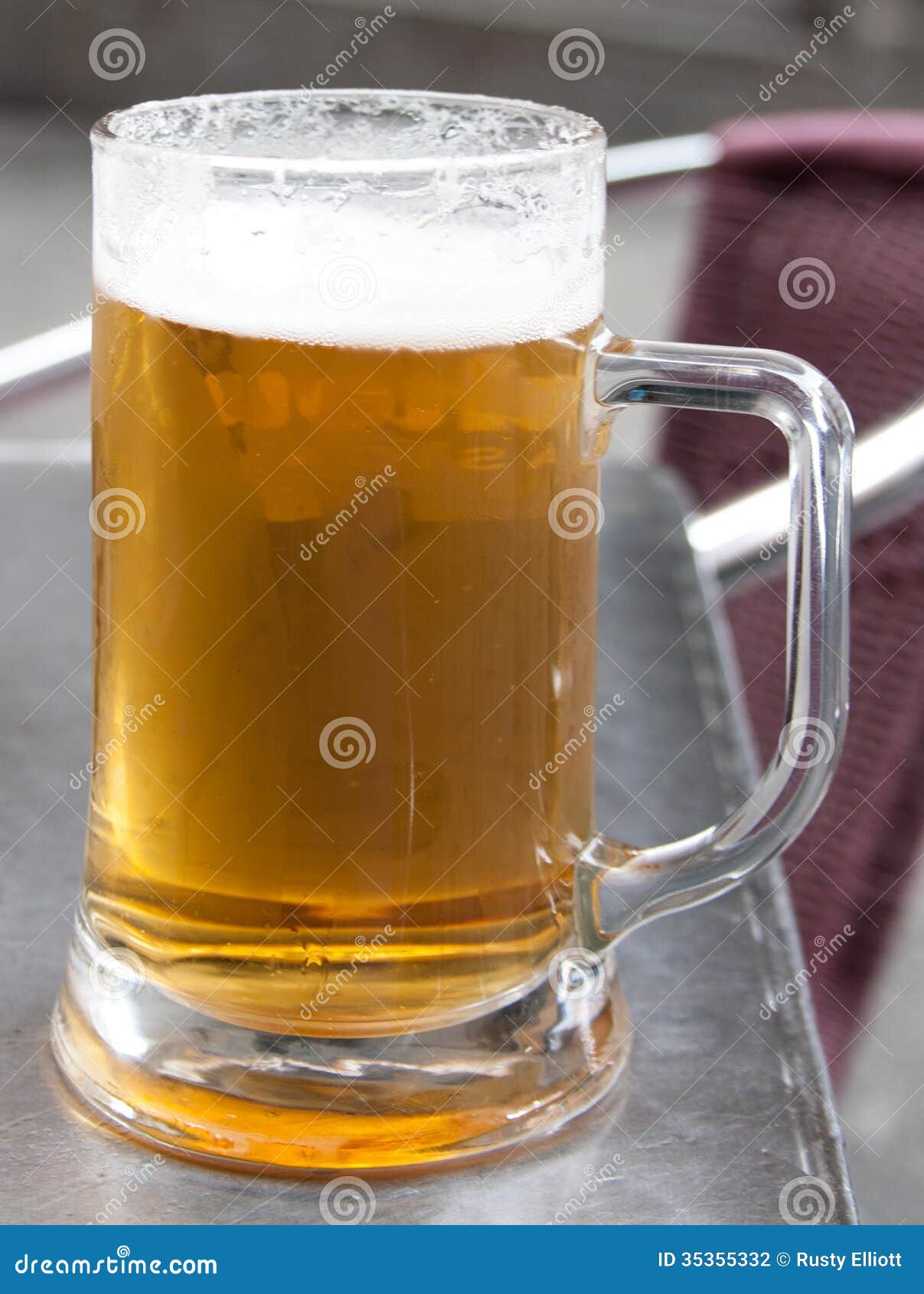 Halbes Liter Bier stockfoto. Bild von erfrischung, schaum - 35355332