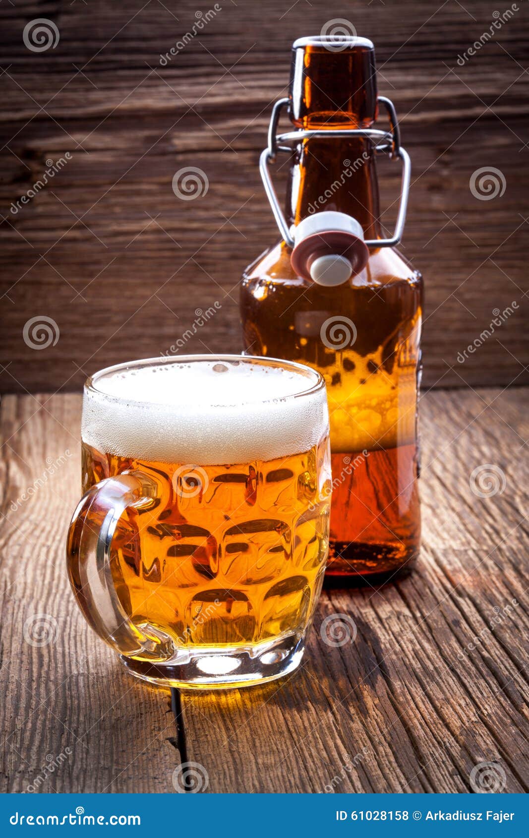 Halbes Liter Bier Auf Einem Holztisch Stockfoto - Bild von dunkel ...