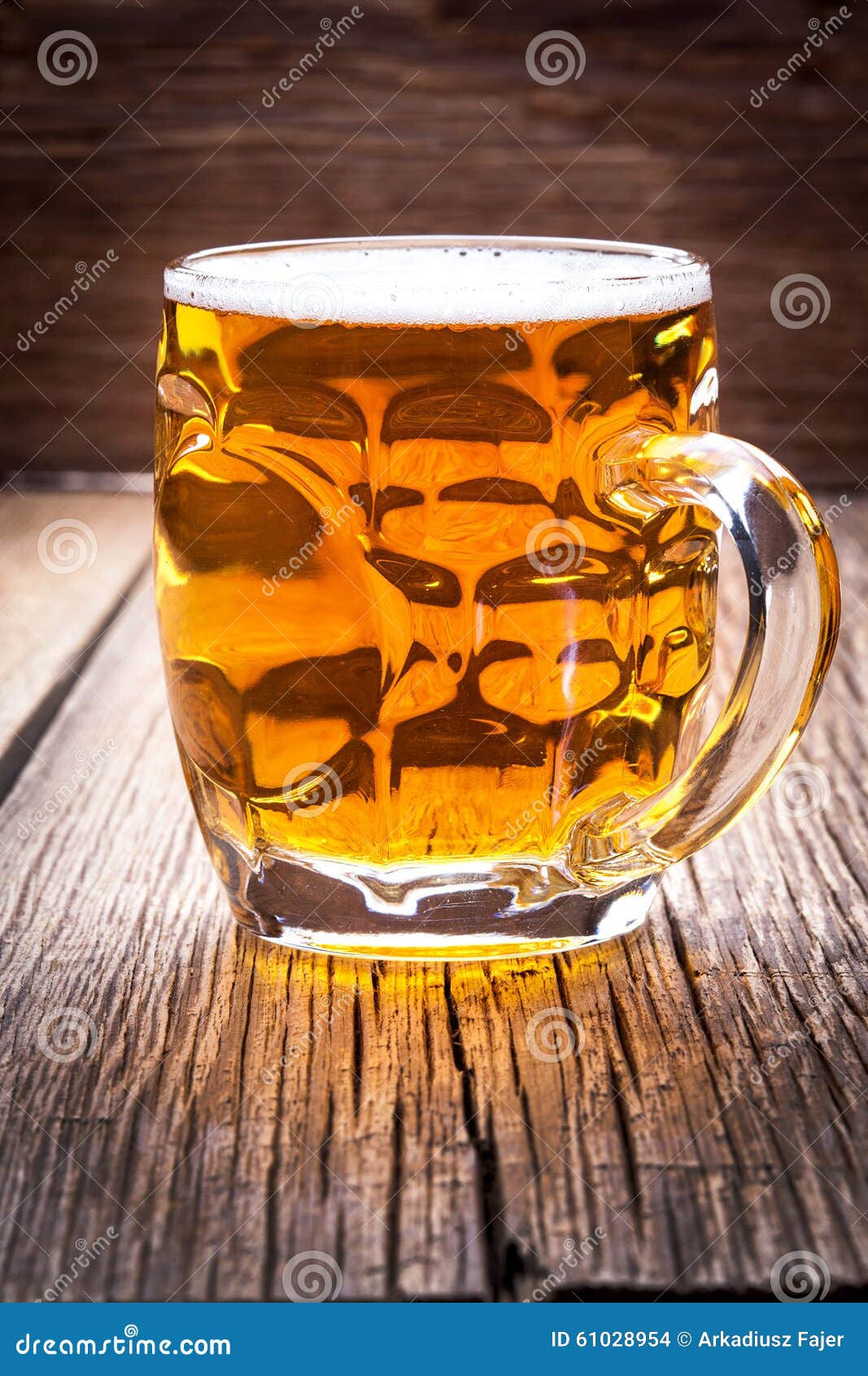 Halbes Liter Bier Auf Einem Holztisch Stockfoto - Bild von schaumgummi ...