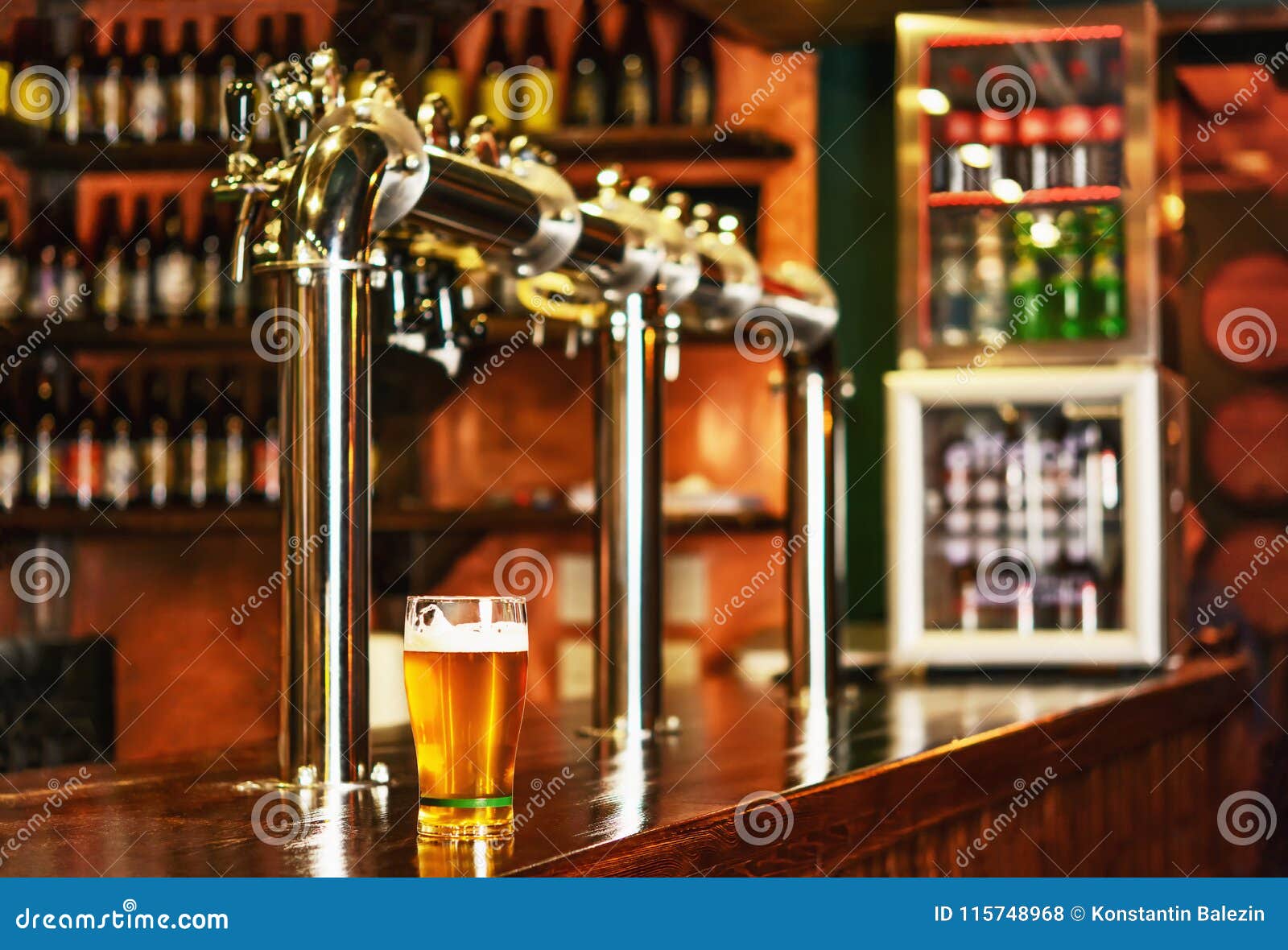 Halbes Liter Bier Auf Einer Bar in Einer Trachtenmodekneipe Stockfoto ...