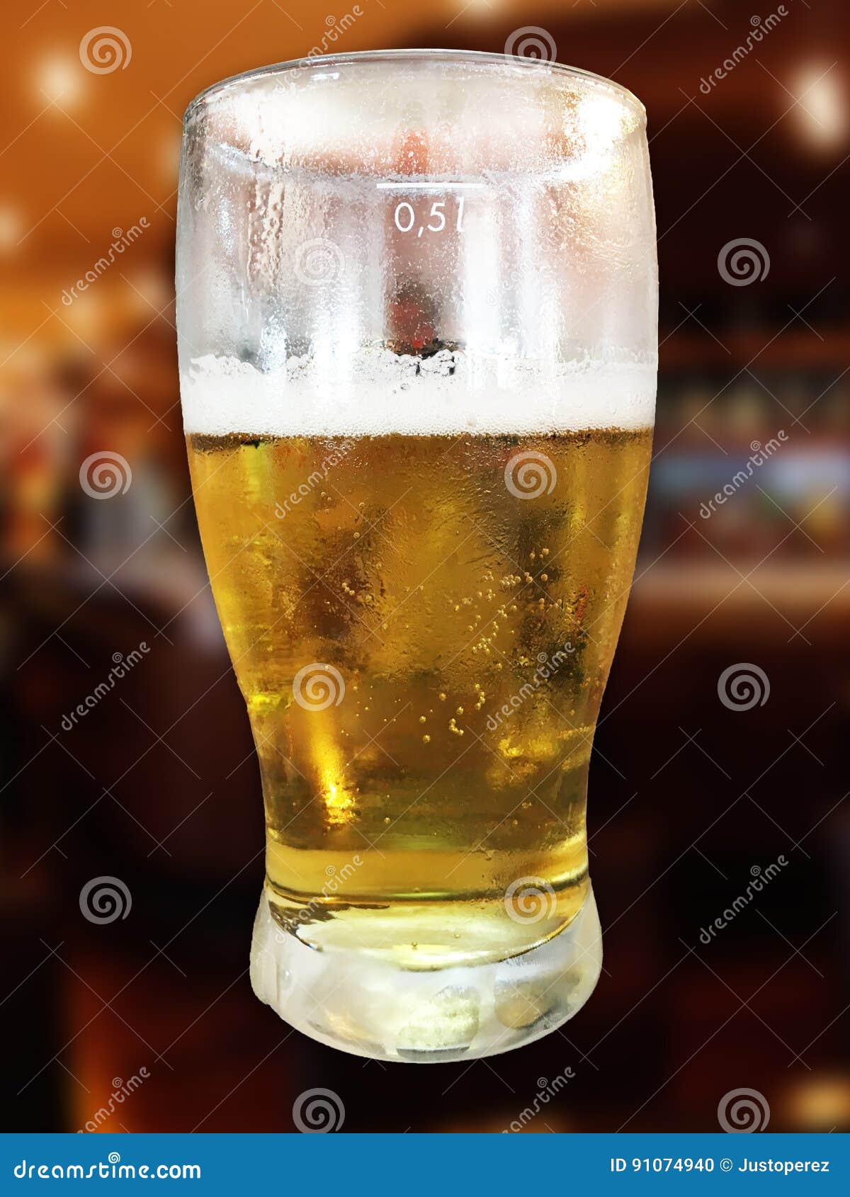 Halbes Liter ein Bier stockfoto. Bild von schaumgummi - 91074940