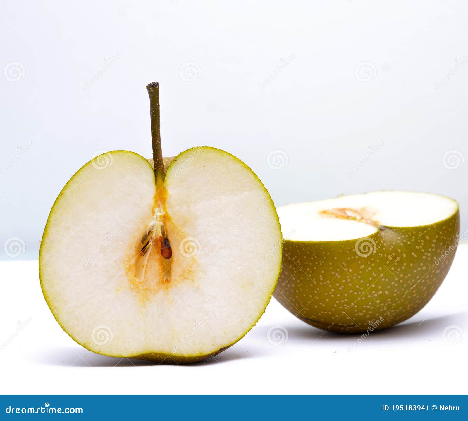 Halbierte Reife Birne Auf Weißem Hintergrund Stockbild - Bild von kern ...