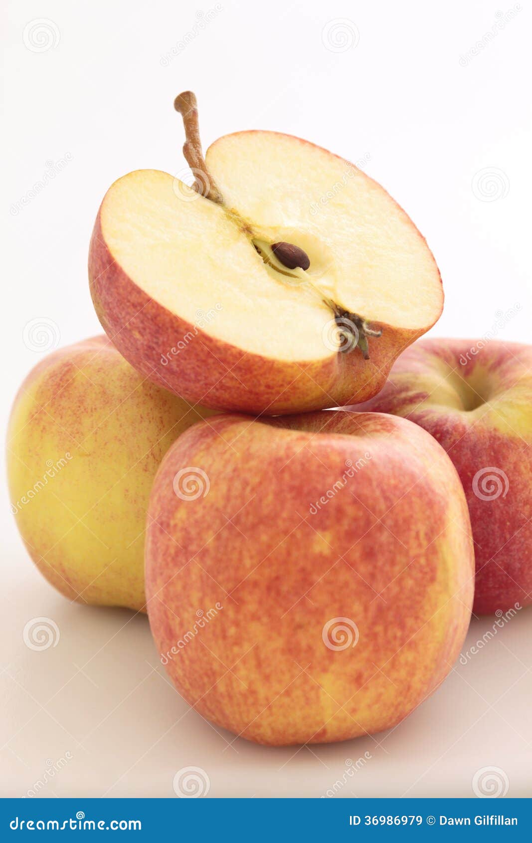 Halbierter Apfel Auf Ganzen Äpfeln Stockbild - Bild von apfel, zacken ...