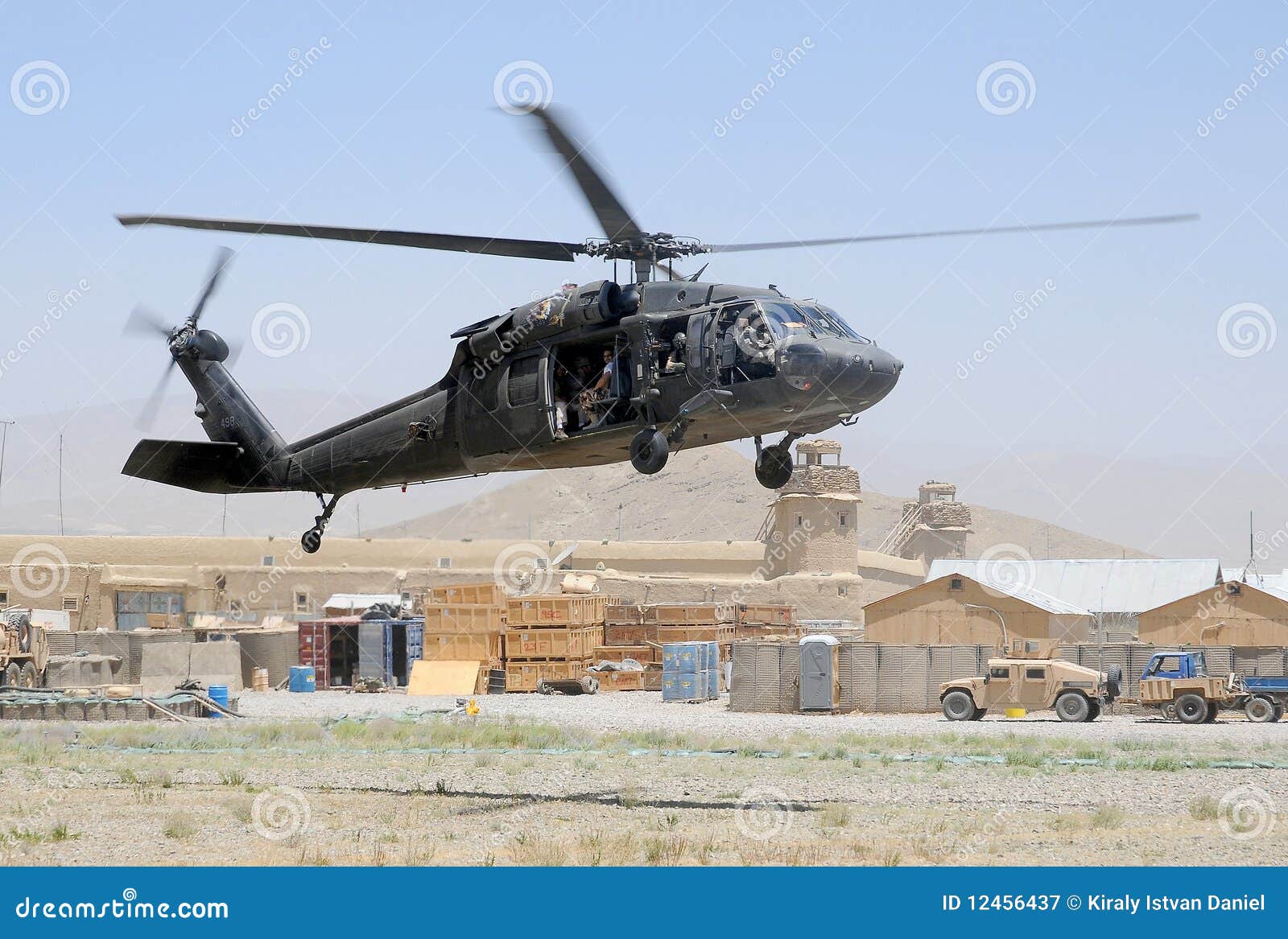 Halcón Negro Que Saca En Zona De Combate Fotografía editorial - Imagen ...
