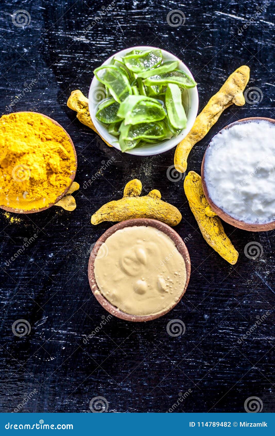 Haldi Ubtan Con Todos Los Ingredientes Necesarios Foto de archivo ...