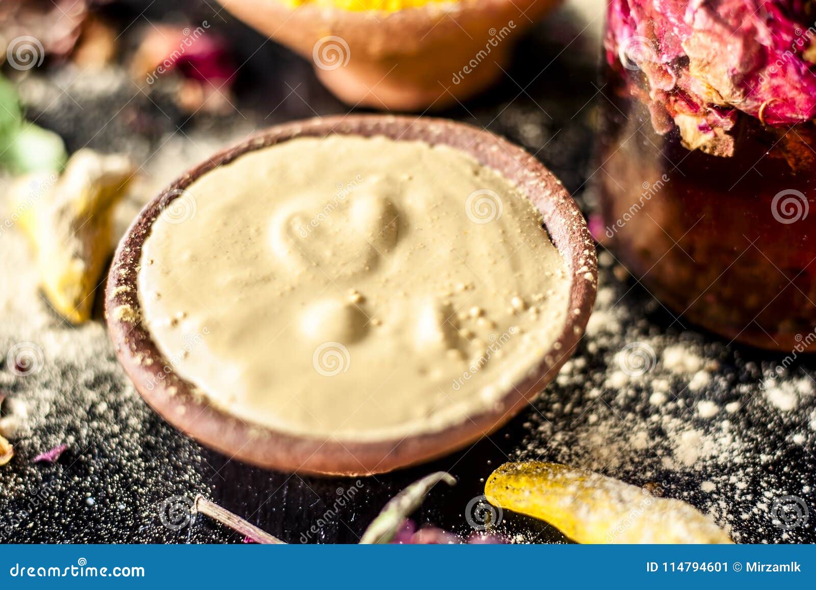 Haldi Ubtan Con Todos Los Ingredientes Necesarios Imagen de archivo ...