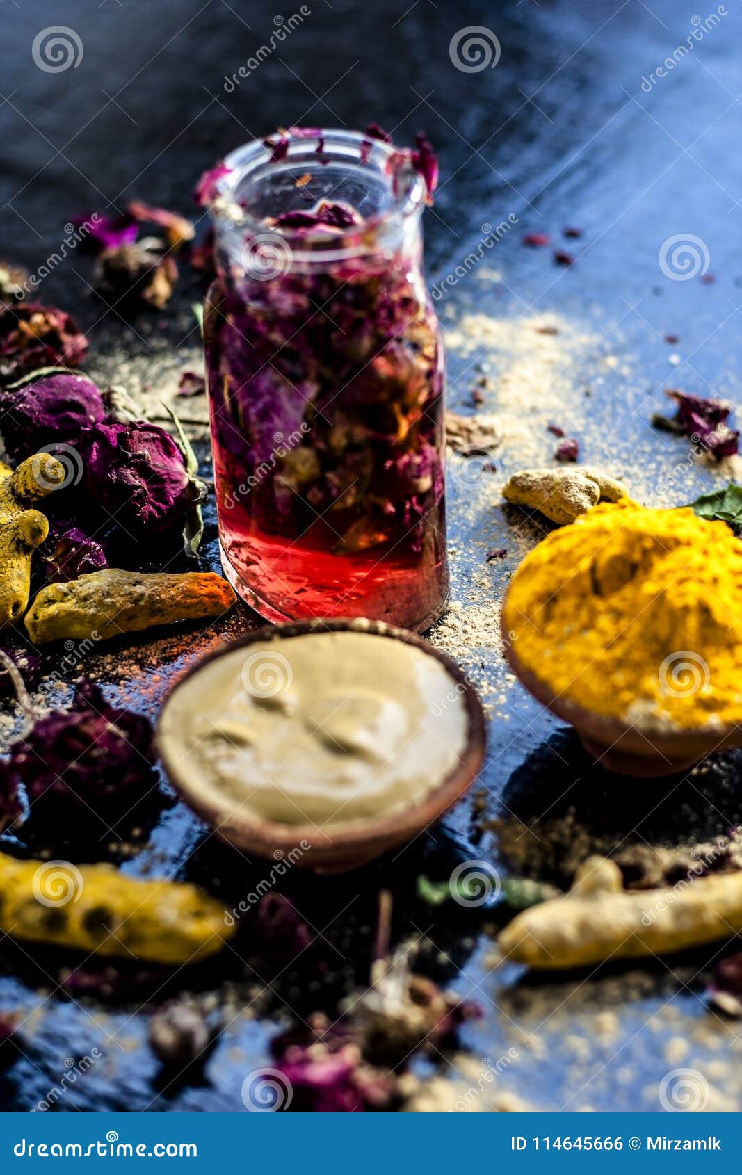 Haldi Ubtan Mit Allen Notwendigen Bestandteilen Stockfoto - Bild von ...