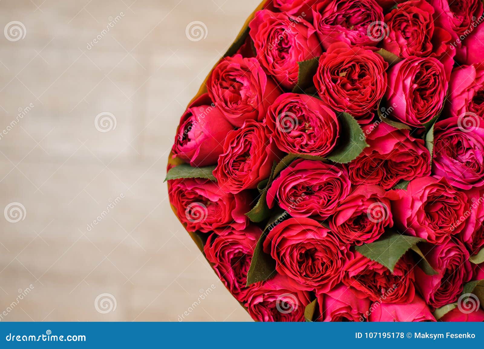 Half Beeld Van Rond Groot Romantisch Boeket Van Rode Pion-vormige Rozen ...