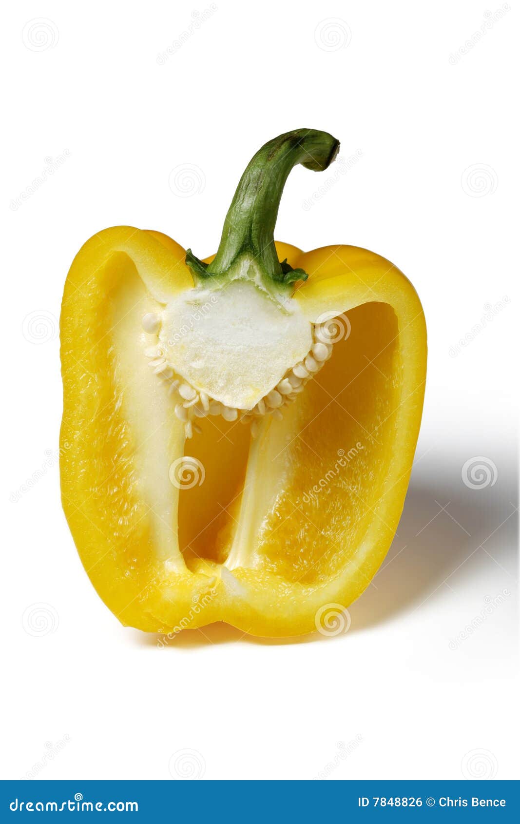 Half gele groene paprika stock foto. Image of voeding - 7848826