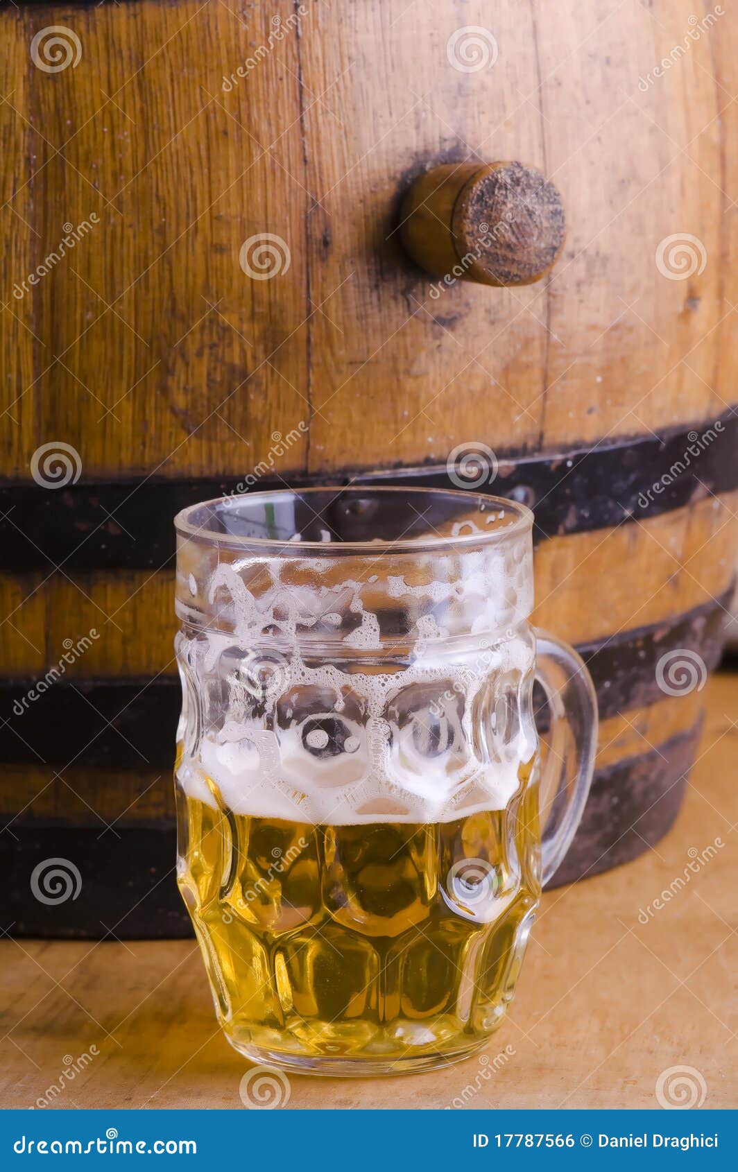 Half glasbier stock foto. Image of alcohol, ambergeel - 17787566