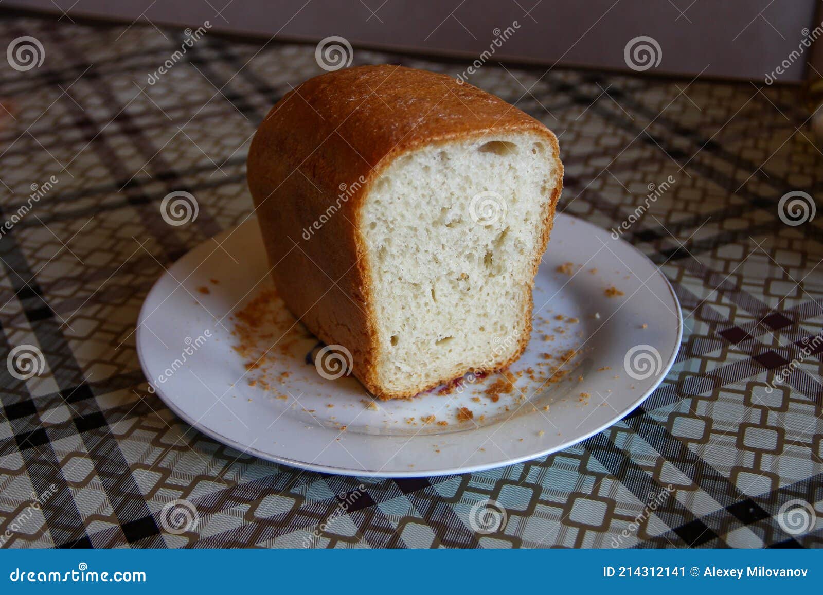 Half Loaf of Bread on a Plate Stock Image - Image of meal, grain: 214312141